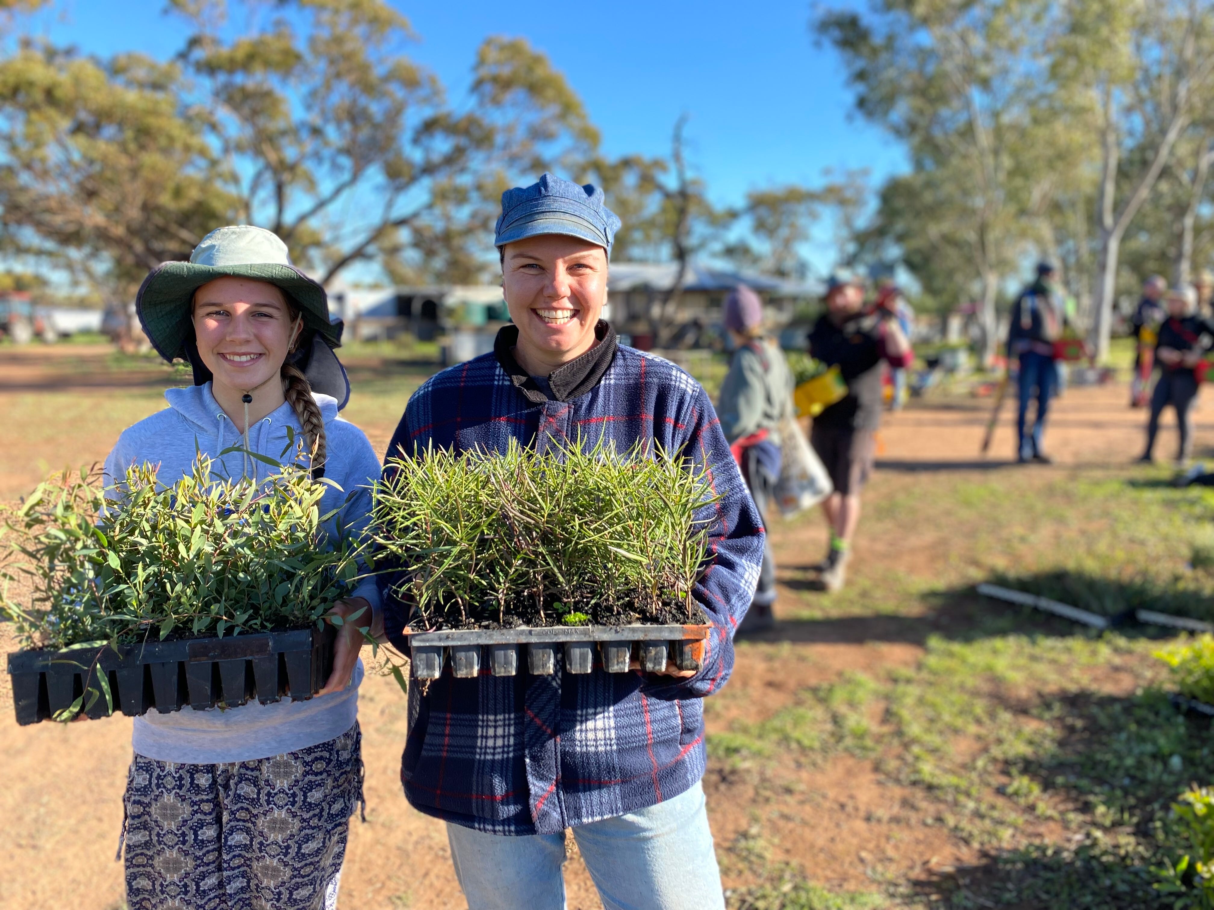 Chelsea McDonald and her daughter Jasmine get ready to plant - ABC News