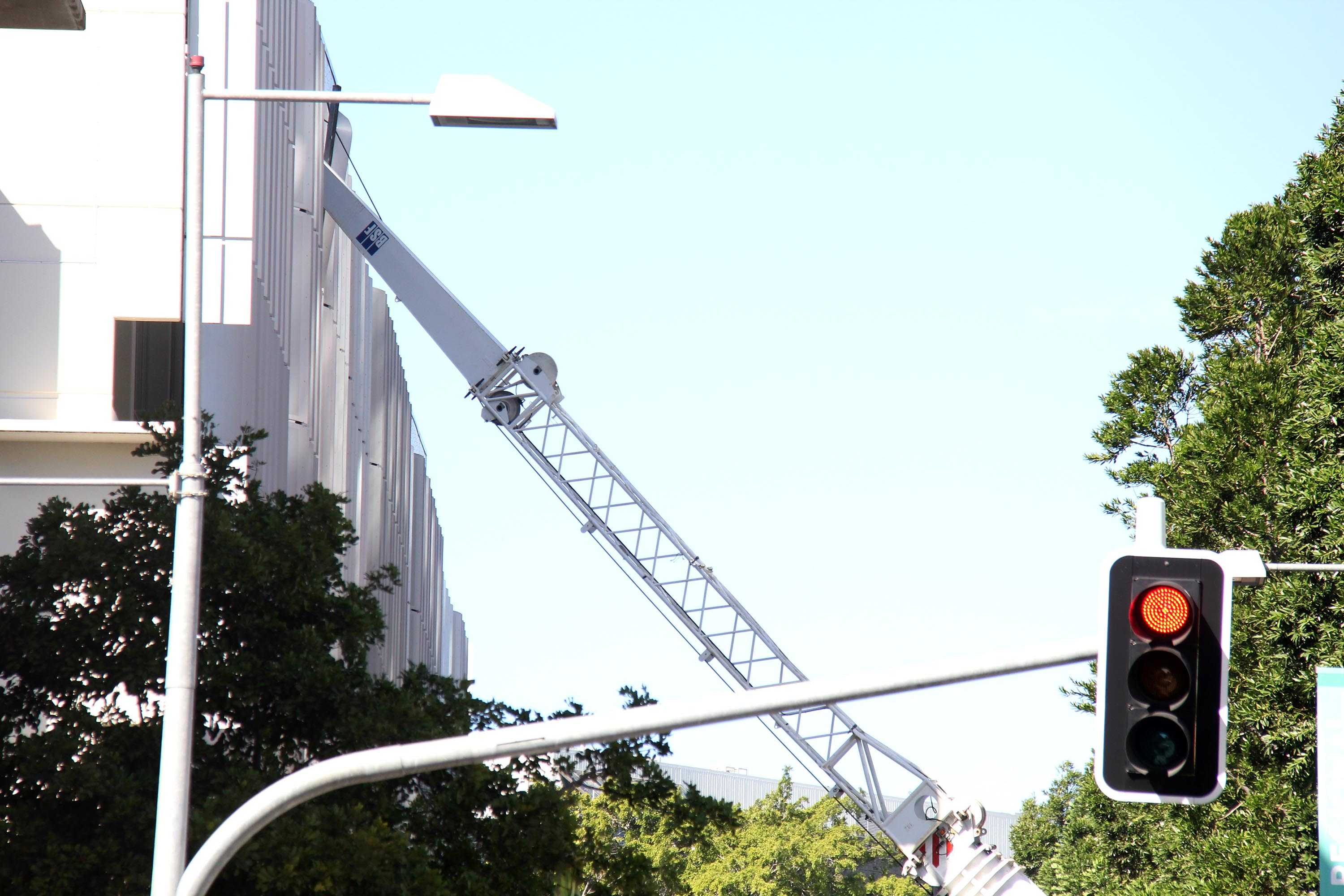 Experts assess damage after crane topples at South Brisbane - ABC News