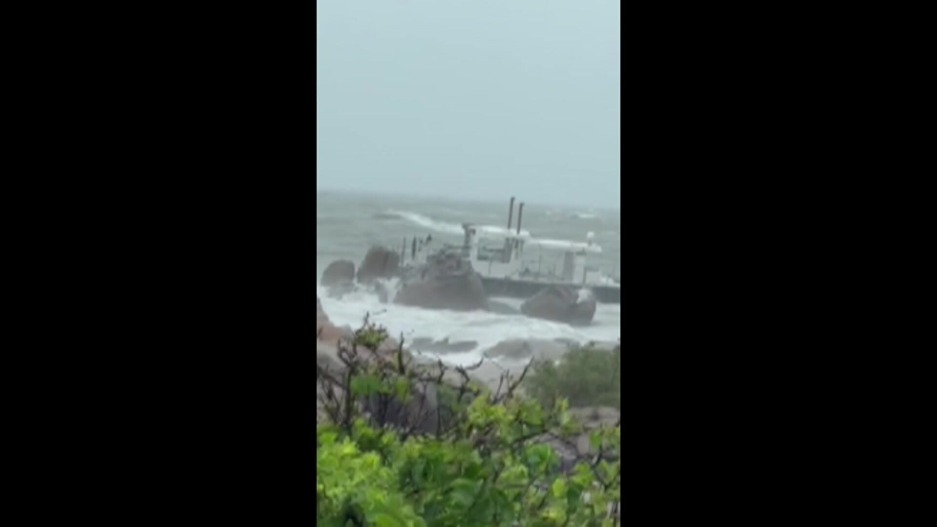 Large boat washes up at Bowen during Tropical Cyclone Koji - ABC News