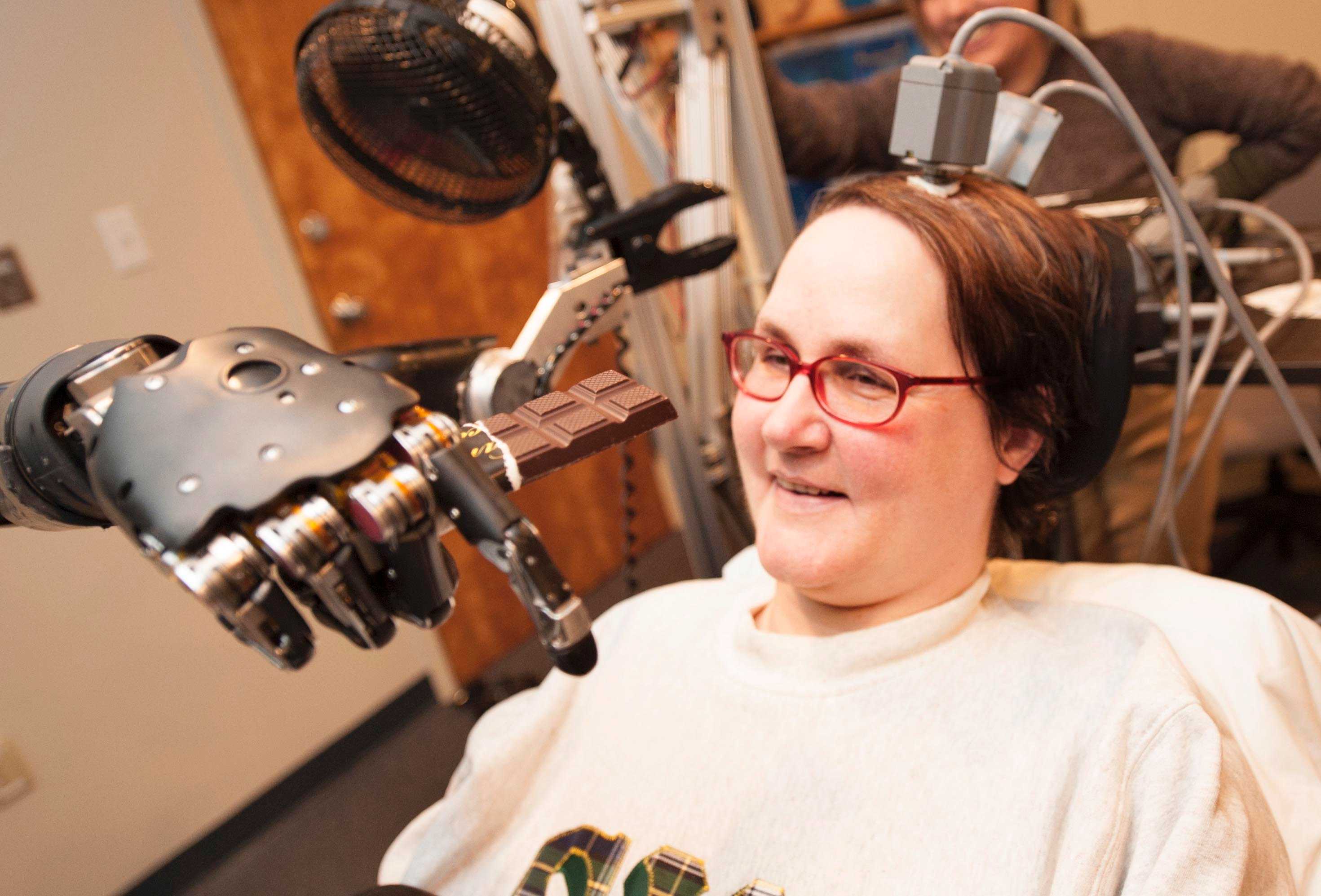 Paralysed woman controls robot arm with brain - ABC News