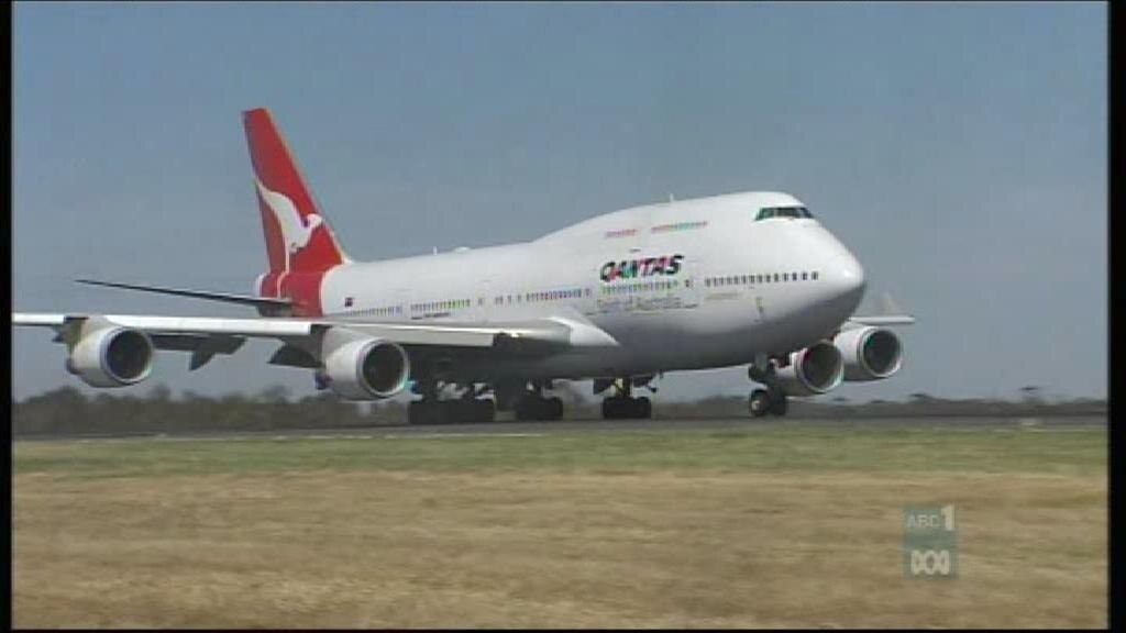 Qantas engine fails - ABC News