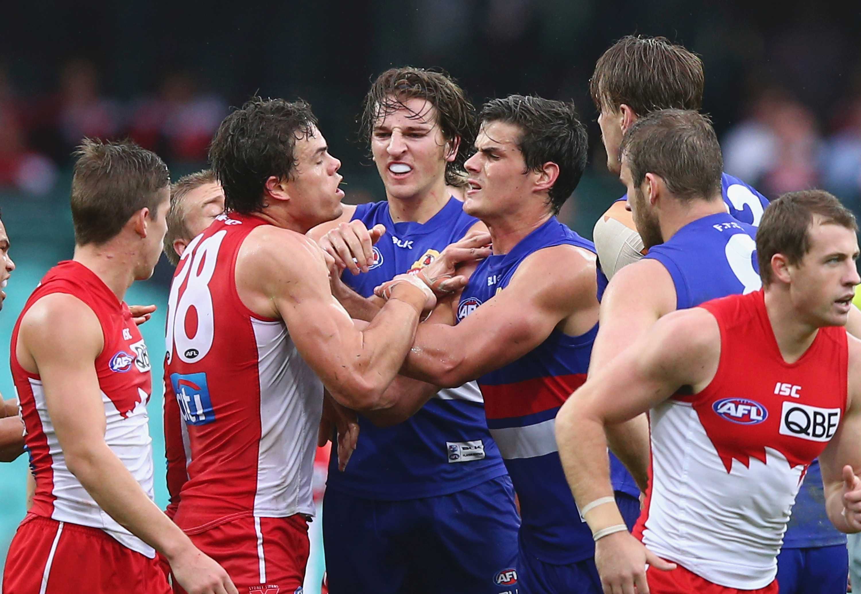 Western Bulldogs beat the Sydney Swans by four points in heavy rain at ...