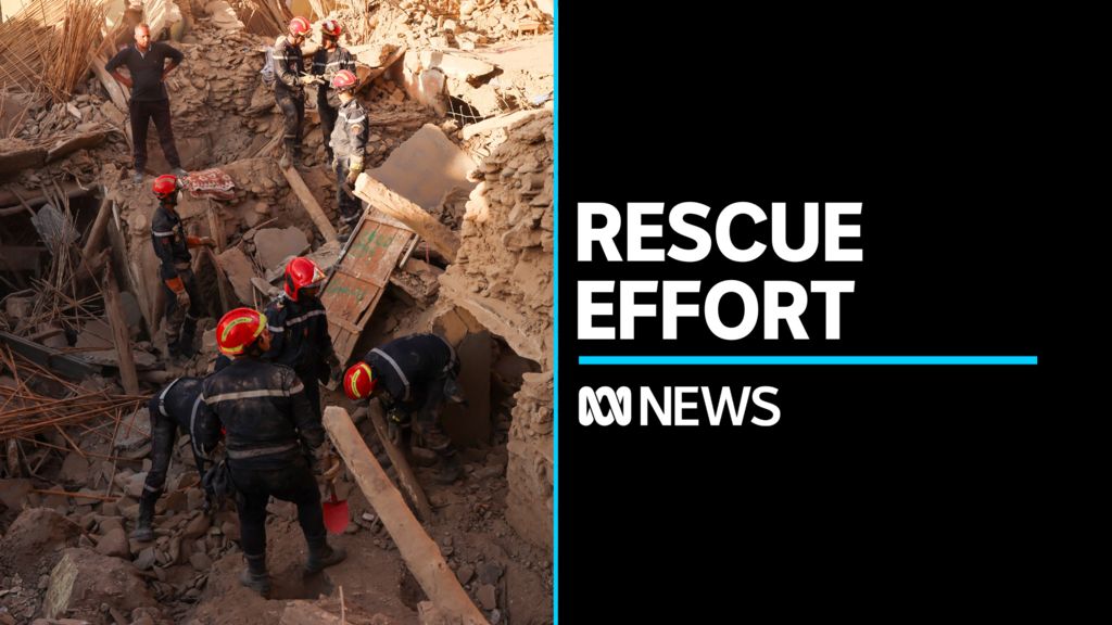 The turquoise waters of West Island looking across to Pulu Maraya ...