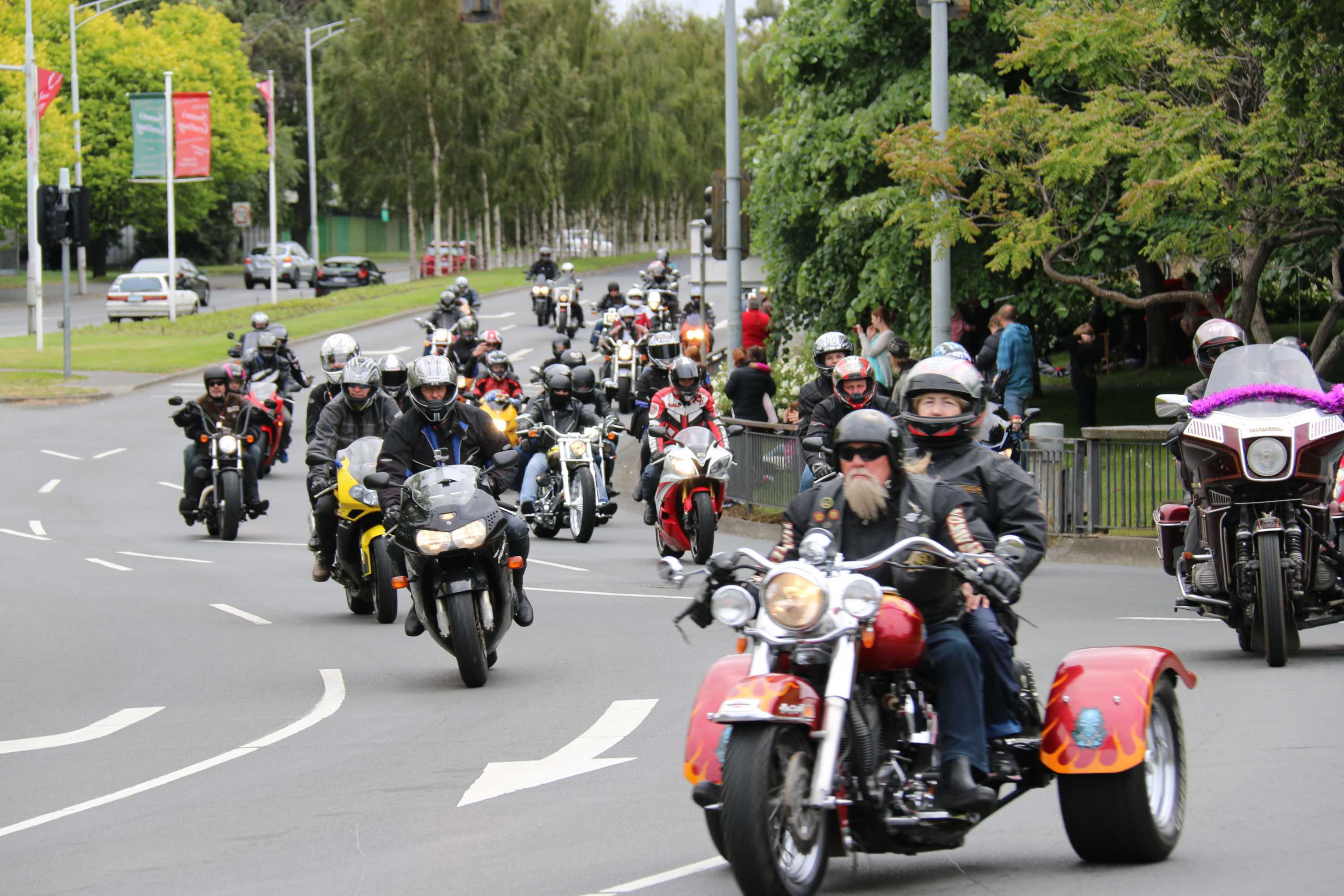 The Salvation Army applauds Santa's helpers two-wheel toy run - ABC News