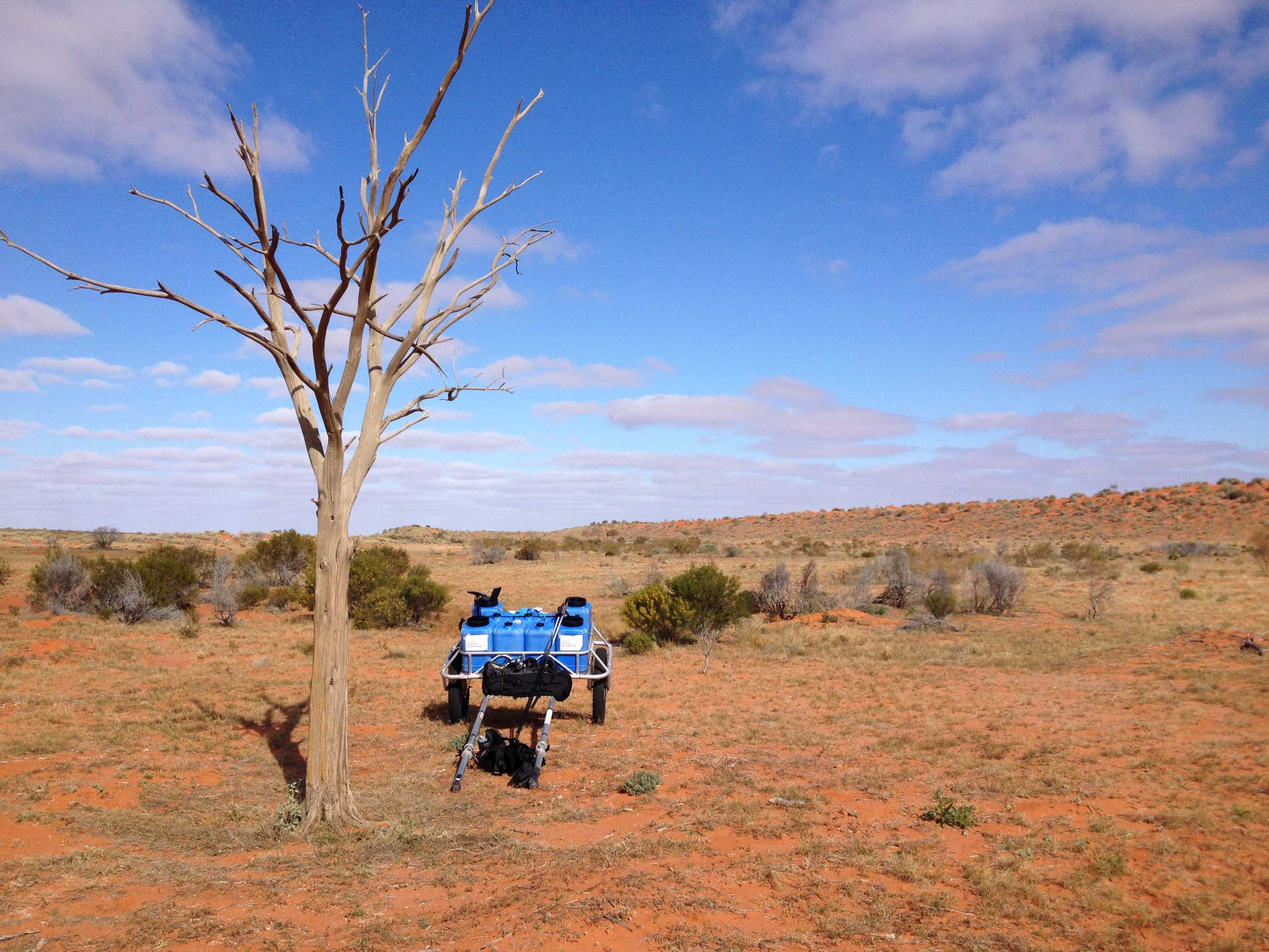 In pictures: Darwin man walks the Simpson Desert solo in aid of cancer ...