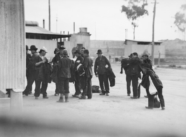 POWs and families mark 70th anniversary of Cowra breakout - ABC News