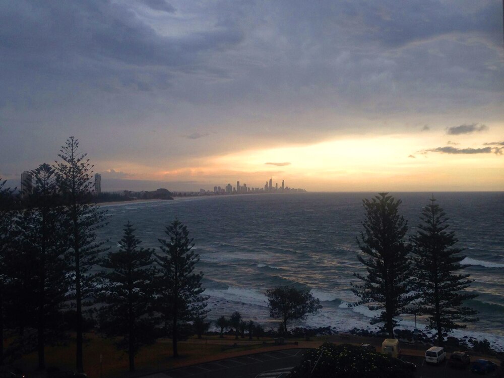 Thunderstorms skirt Gold Coast but weather bureau urges vigilance - ABC ...