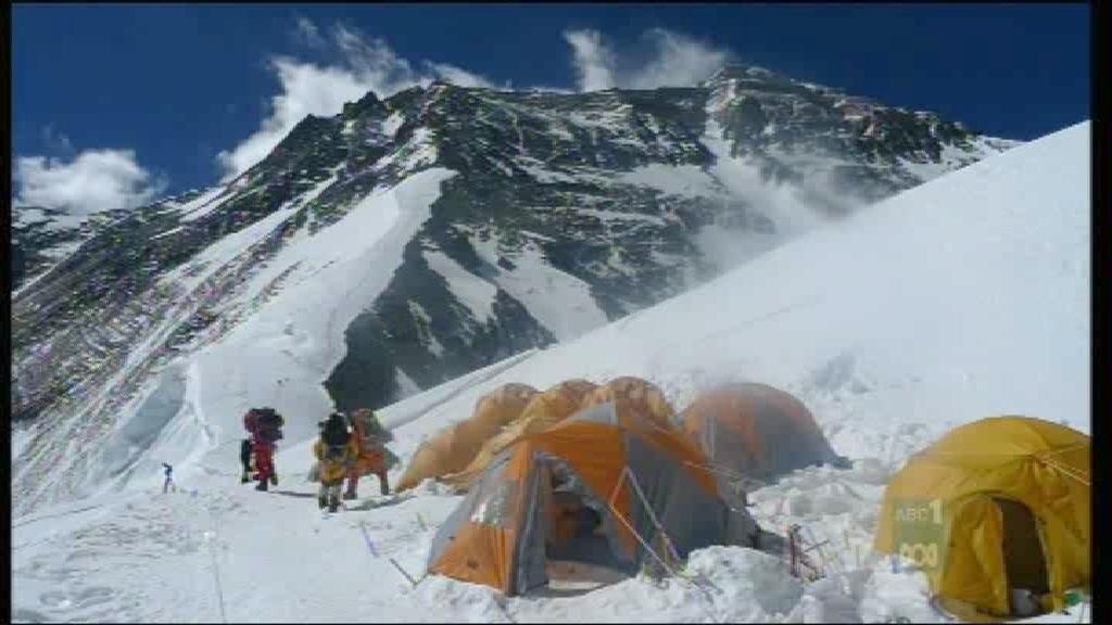 Australian edges closer to Everest milestone - ABC News