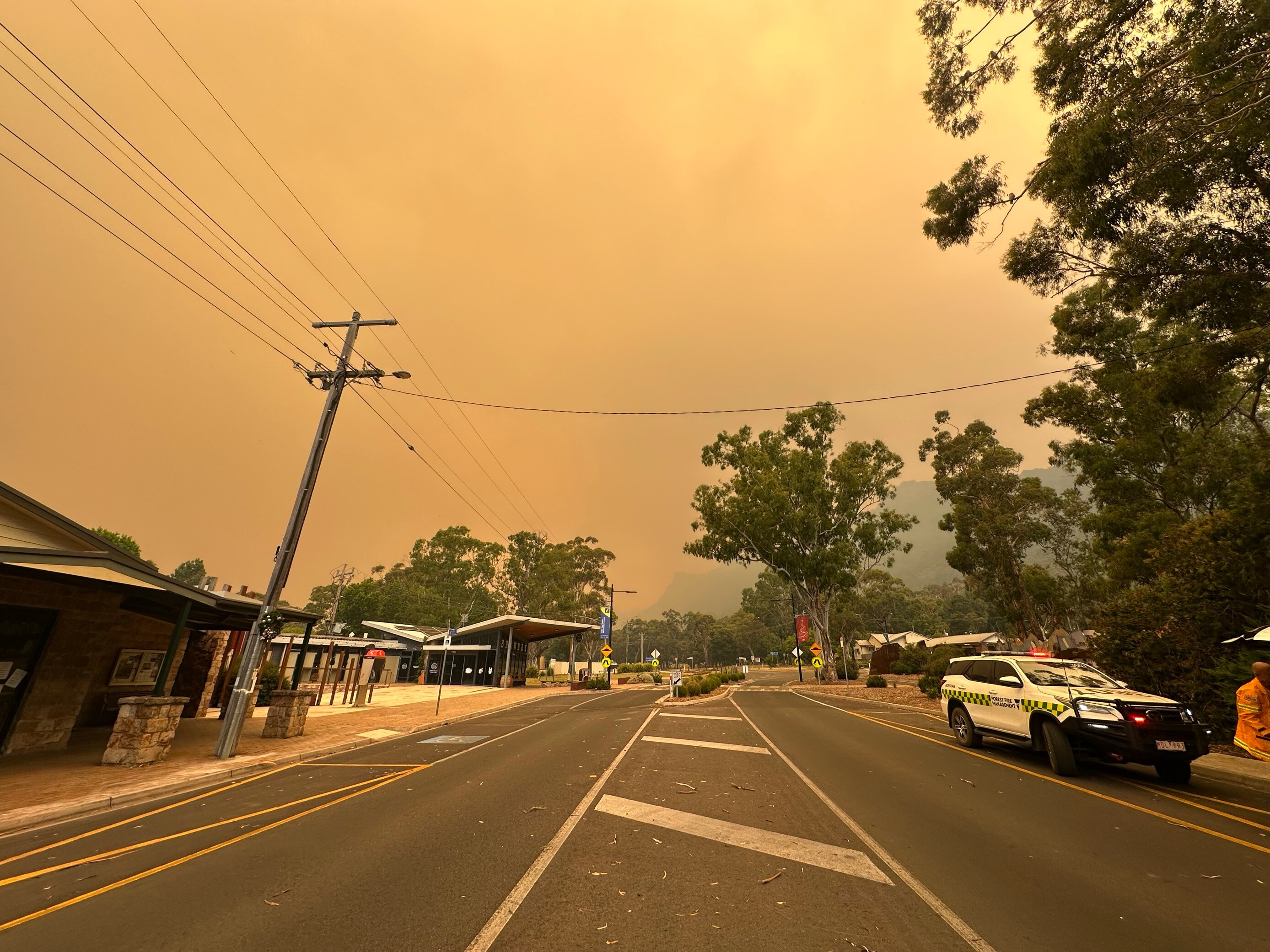 Halls Gap tourism providers call for support as Grampians bushfire ...