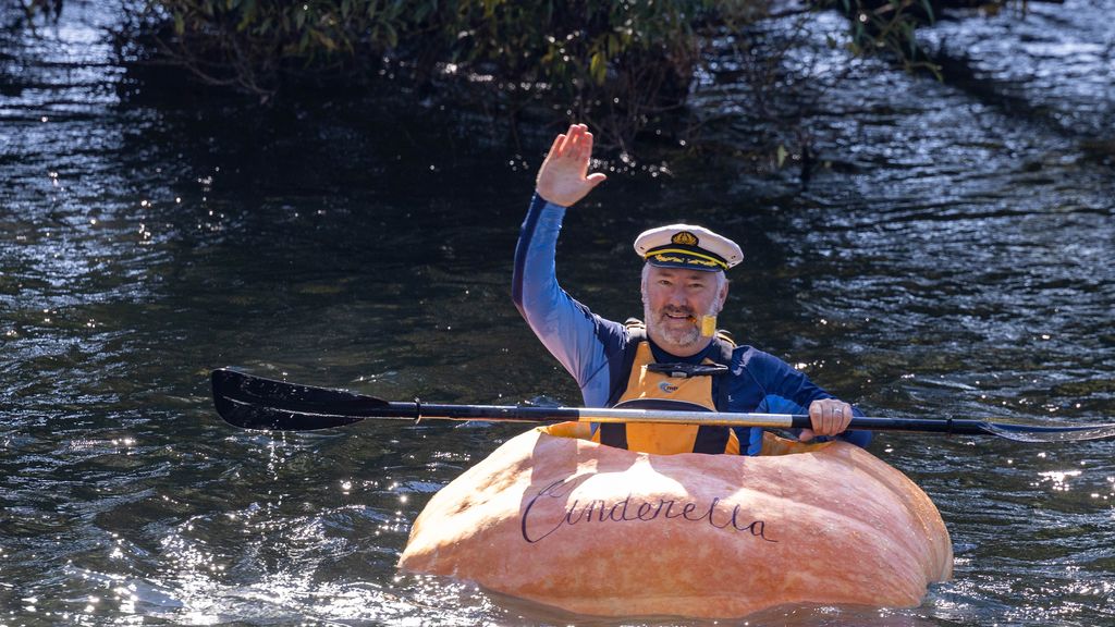 Popeye the Pumpkin Man paddles the Tumut River - ABC News