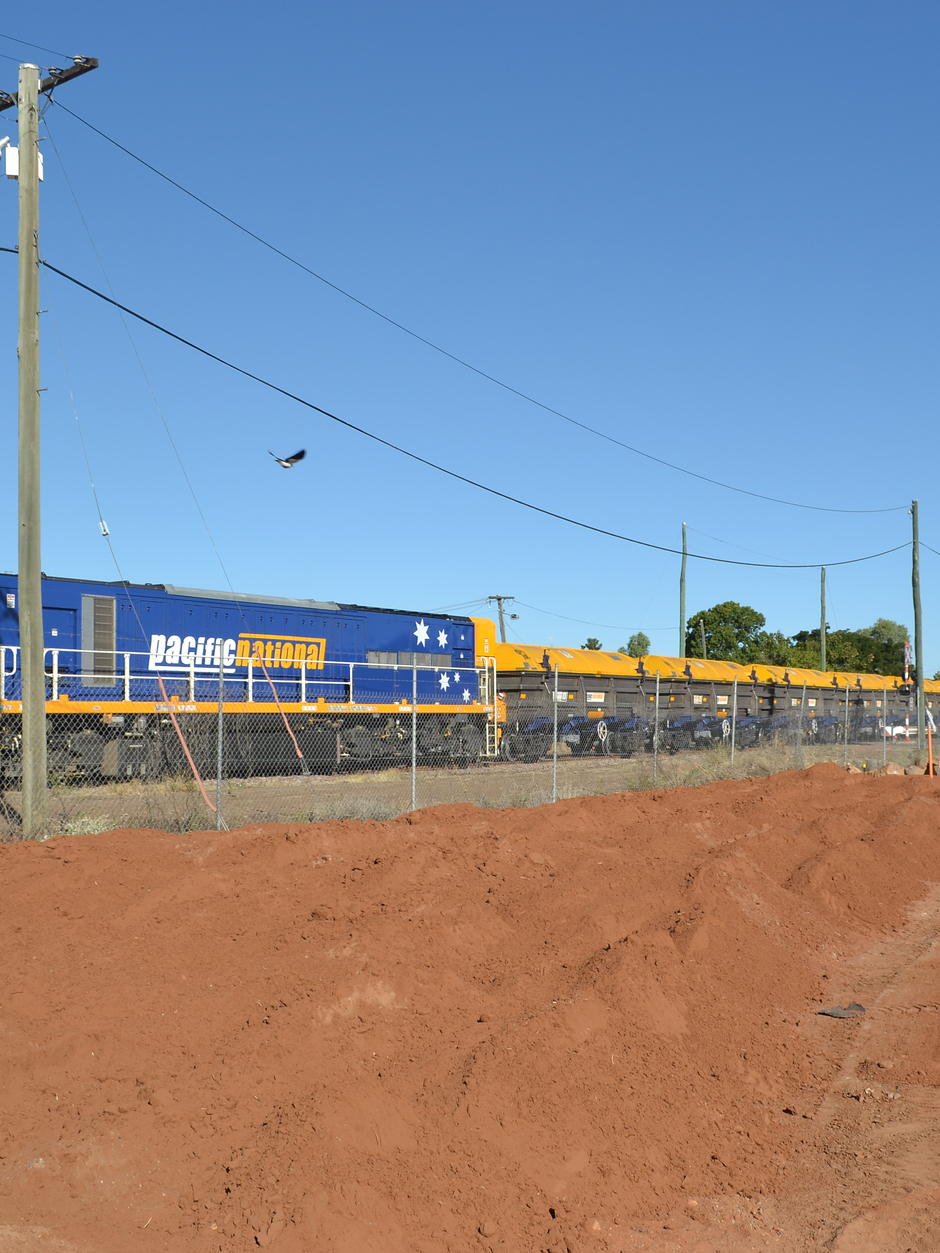 Angry landowner wants end to kilometre-long trains - ABC News