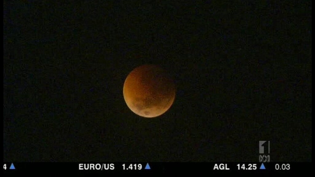 Earth wakes up to red moon - ABC News