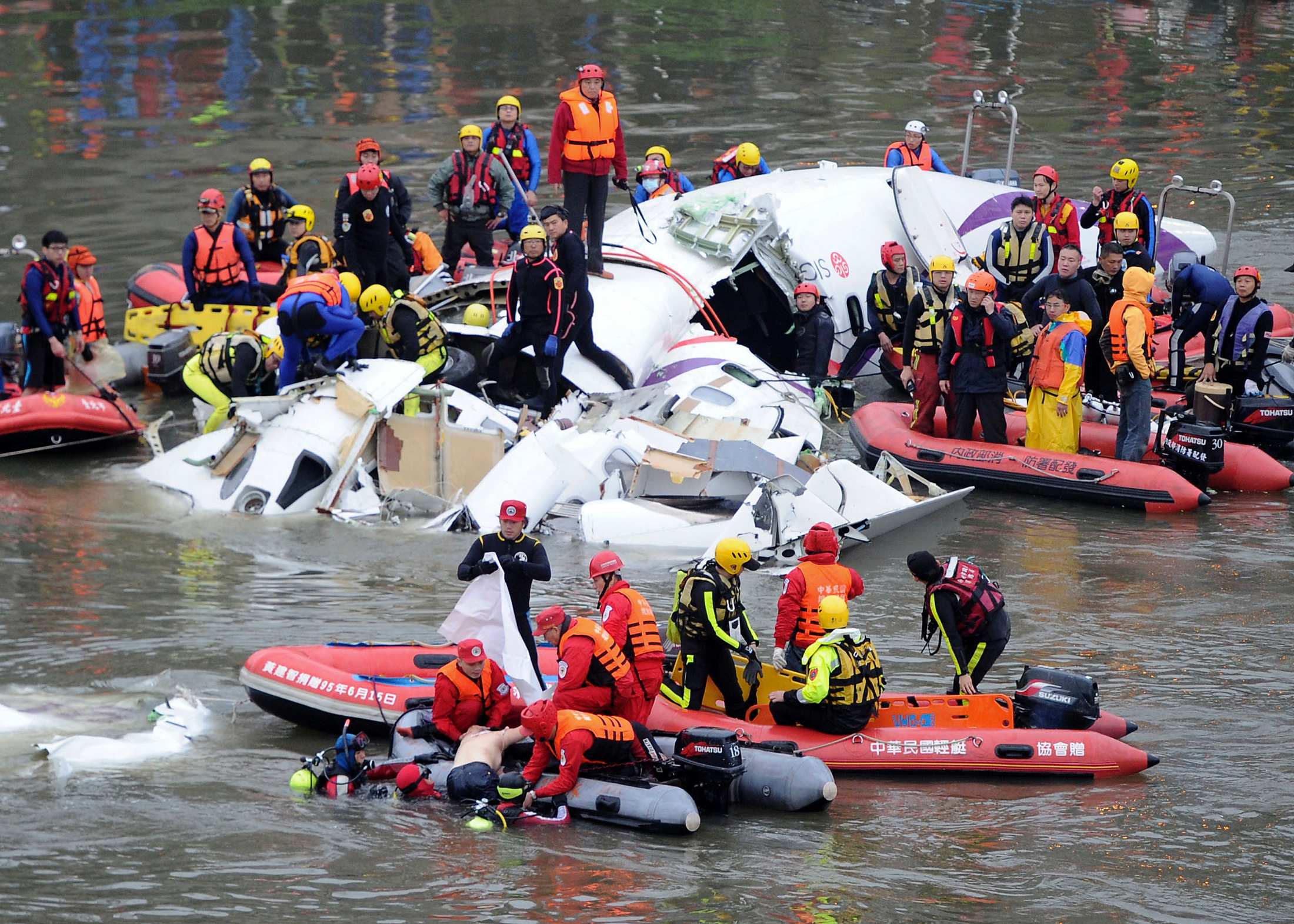 Taiwan plane crash: Search operation continues for TransAsia Airways ...