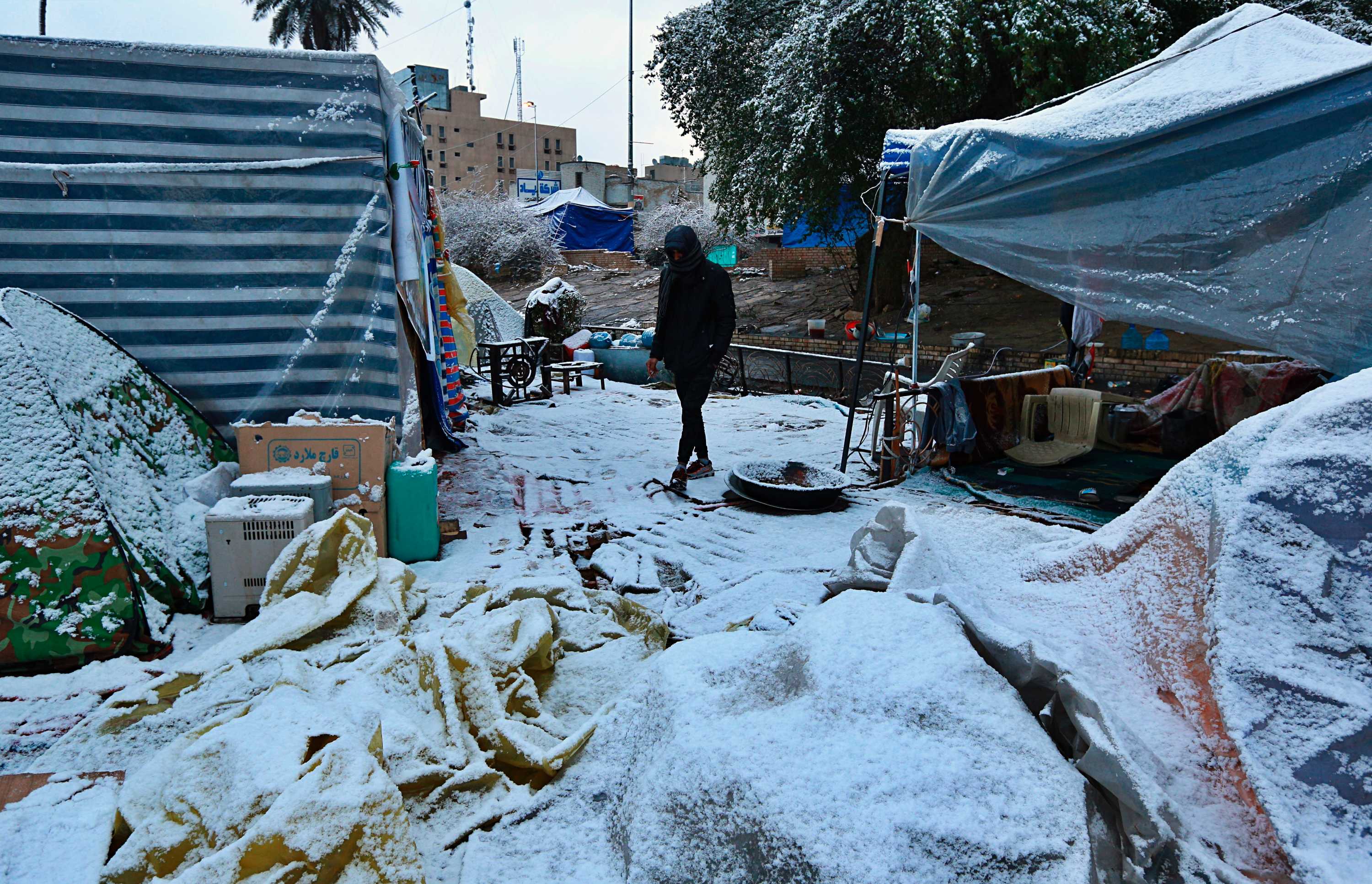 Baghdad wakes up to first snow in a decade to lighten mood after months ...