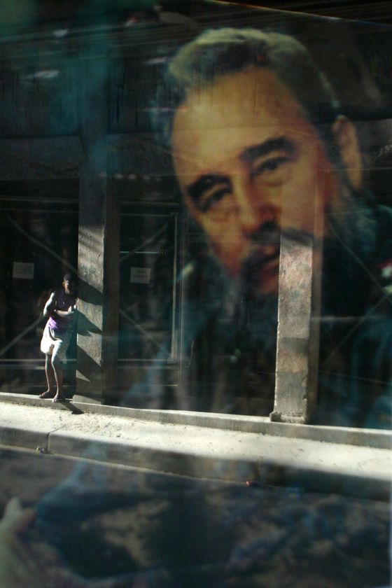 Communist icon Castro bows out quietly - ABC News