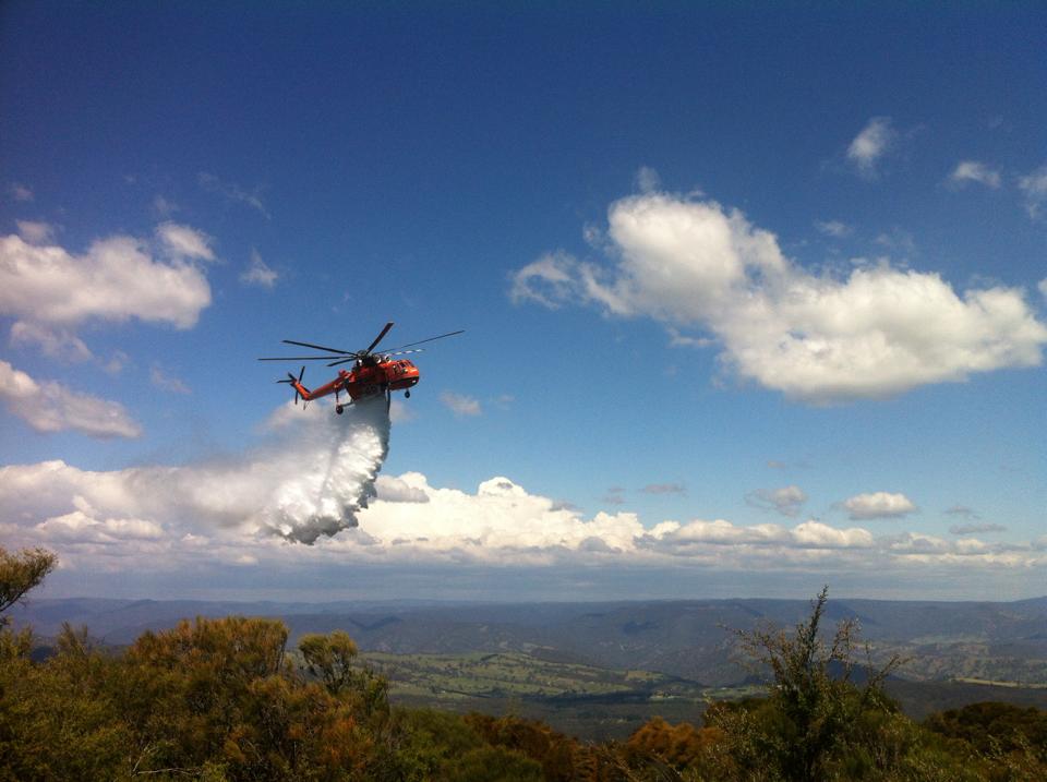 Blue Mountains bushfire: Crews fight blaze at Katoomba as total fire ...