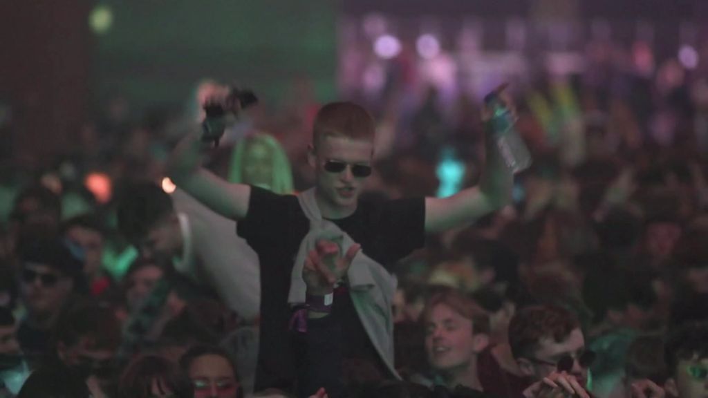 Thousands hit rave in UK in trial reopening from lockdown - ABC News