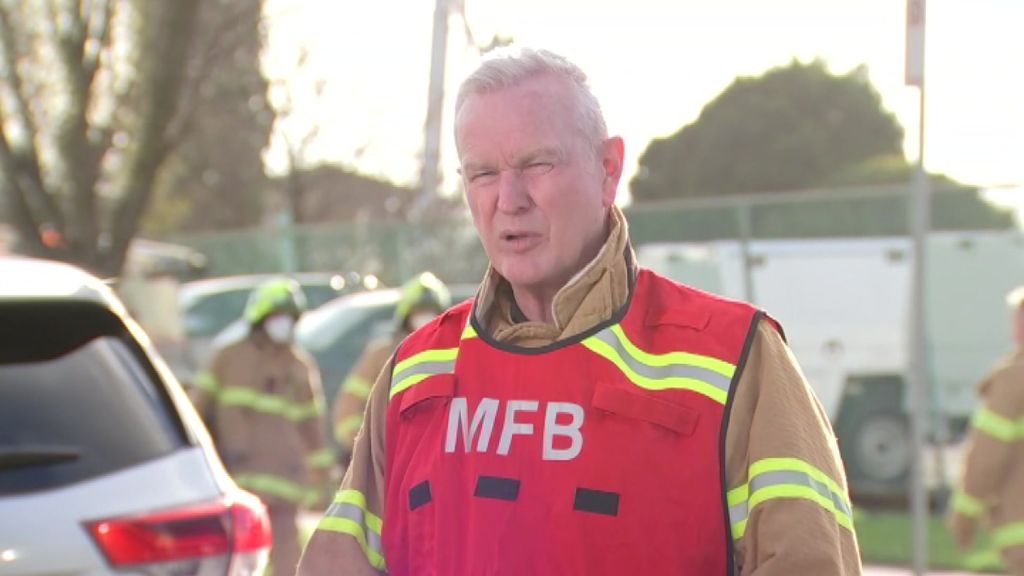 Chief pays tribute to firefighters battling Melbourne blaze - ABC News