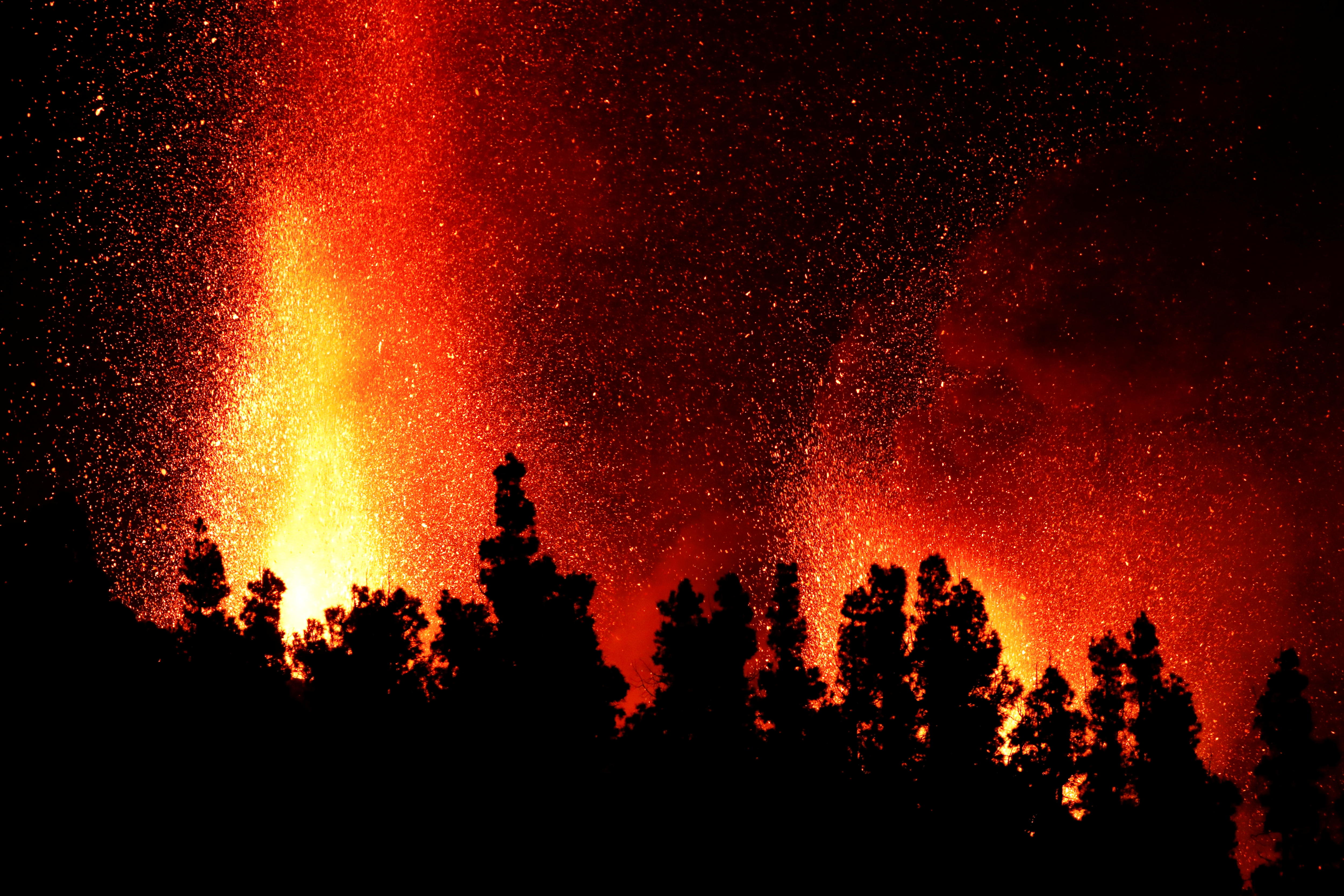 Spanish volcano gets 'much more aggressive' as new fissures burst open ...