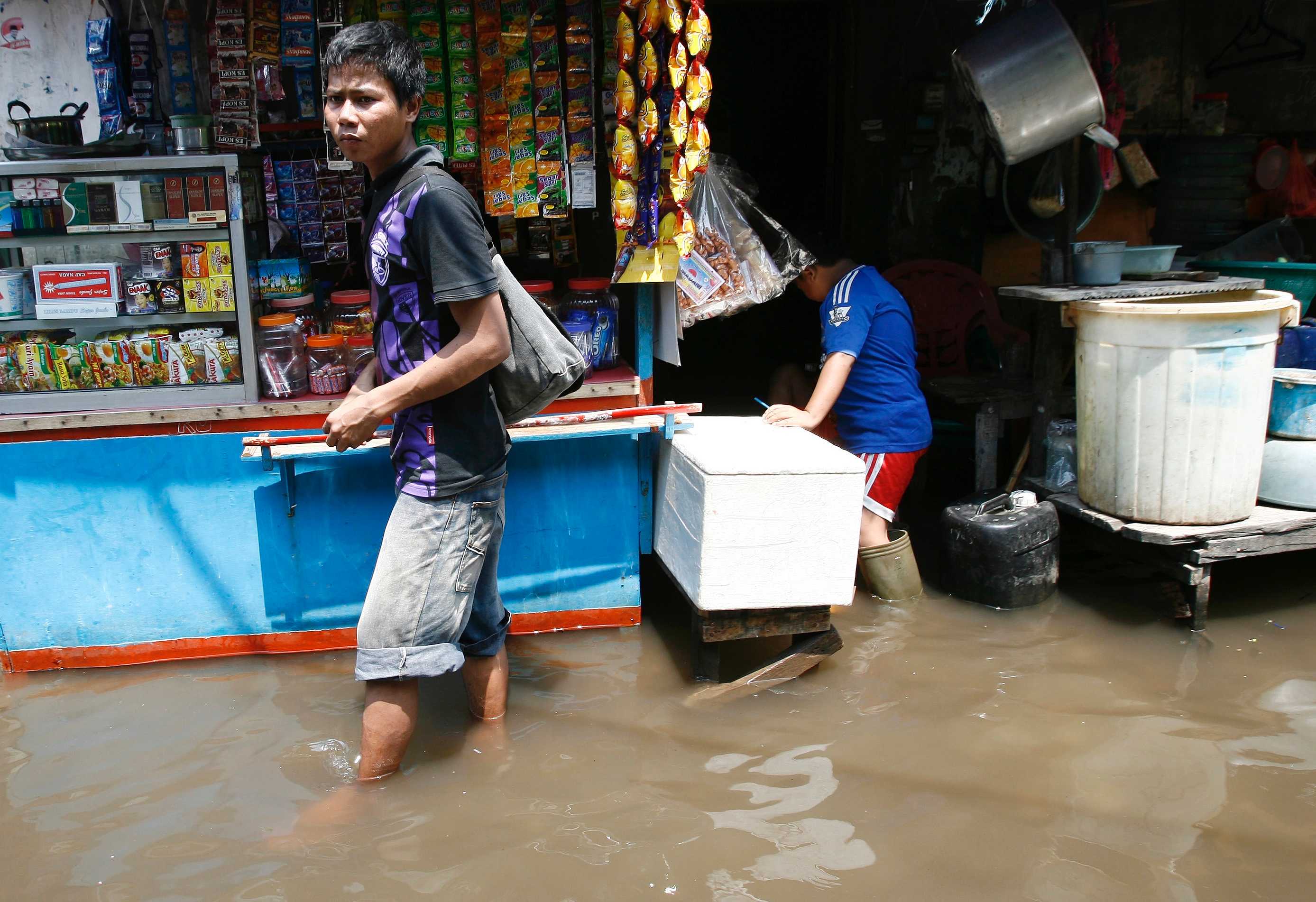 Jakarta floods leave hundreds of thousands homeless - ABC News