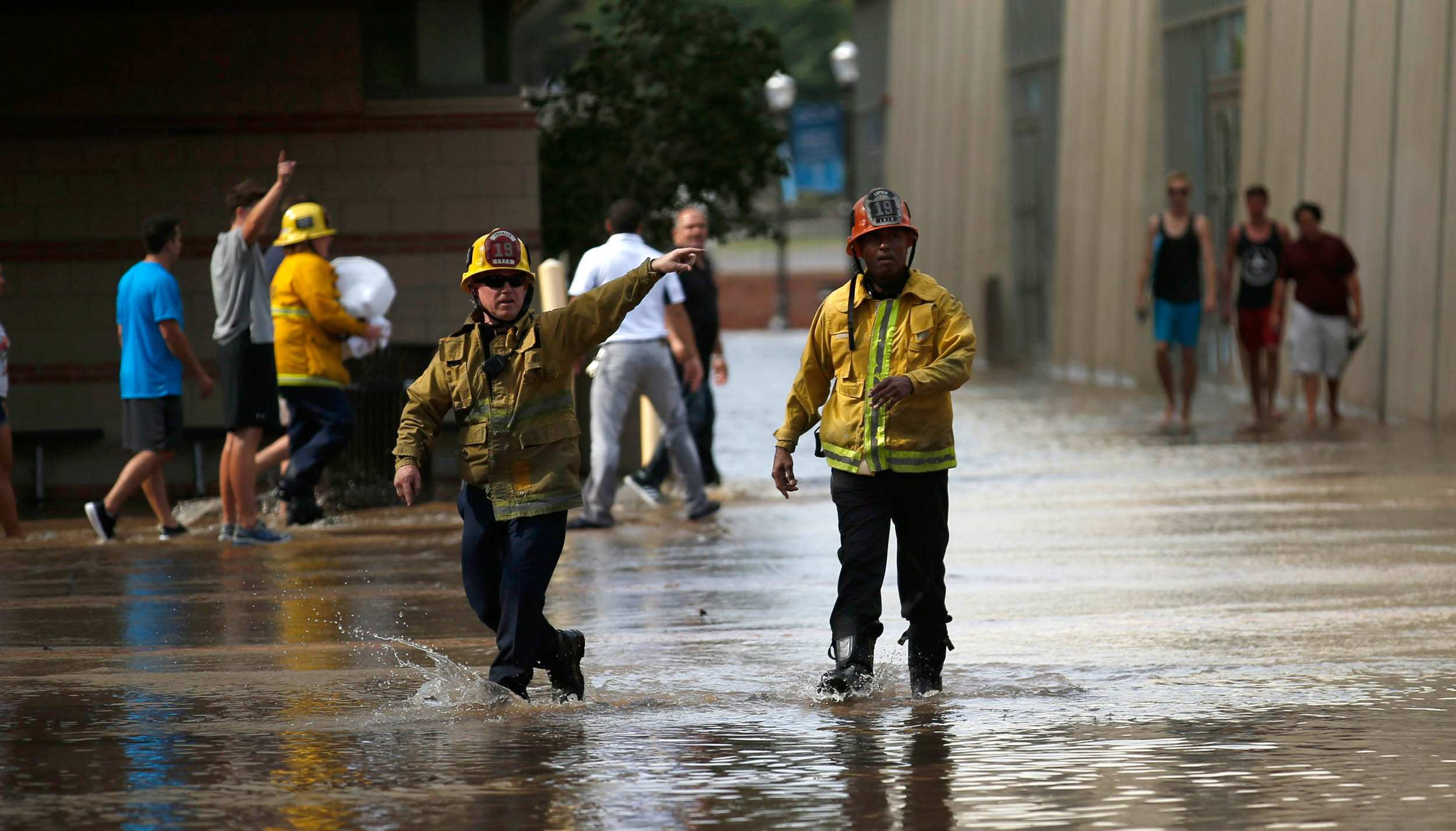 Los Angeles water main bursts on Sunset Boulevard, flooding UCLA - ABC News