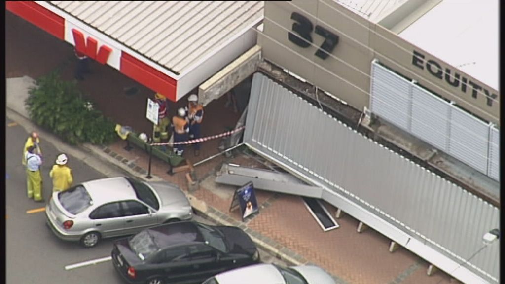 One dead in Gold Coast awning collapse - ABC News
