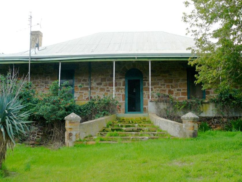 Historic homesteads get heritage listing - ABC News