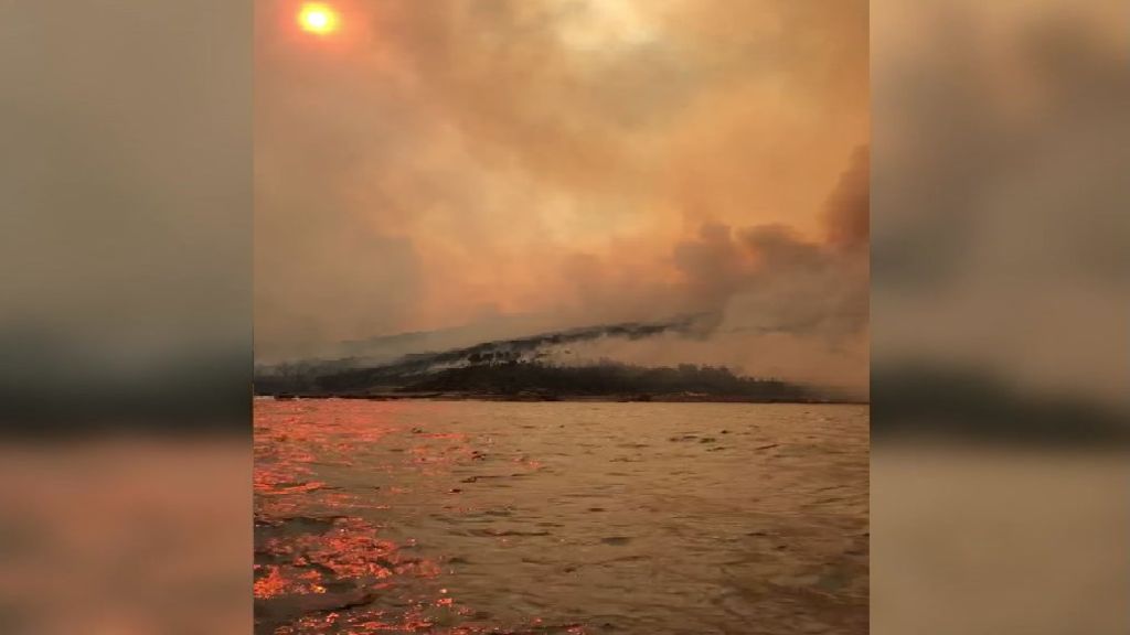 Currowan fire burns at Pretty and Depot beaches - ABC News