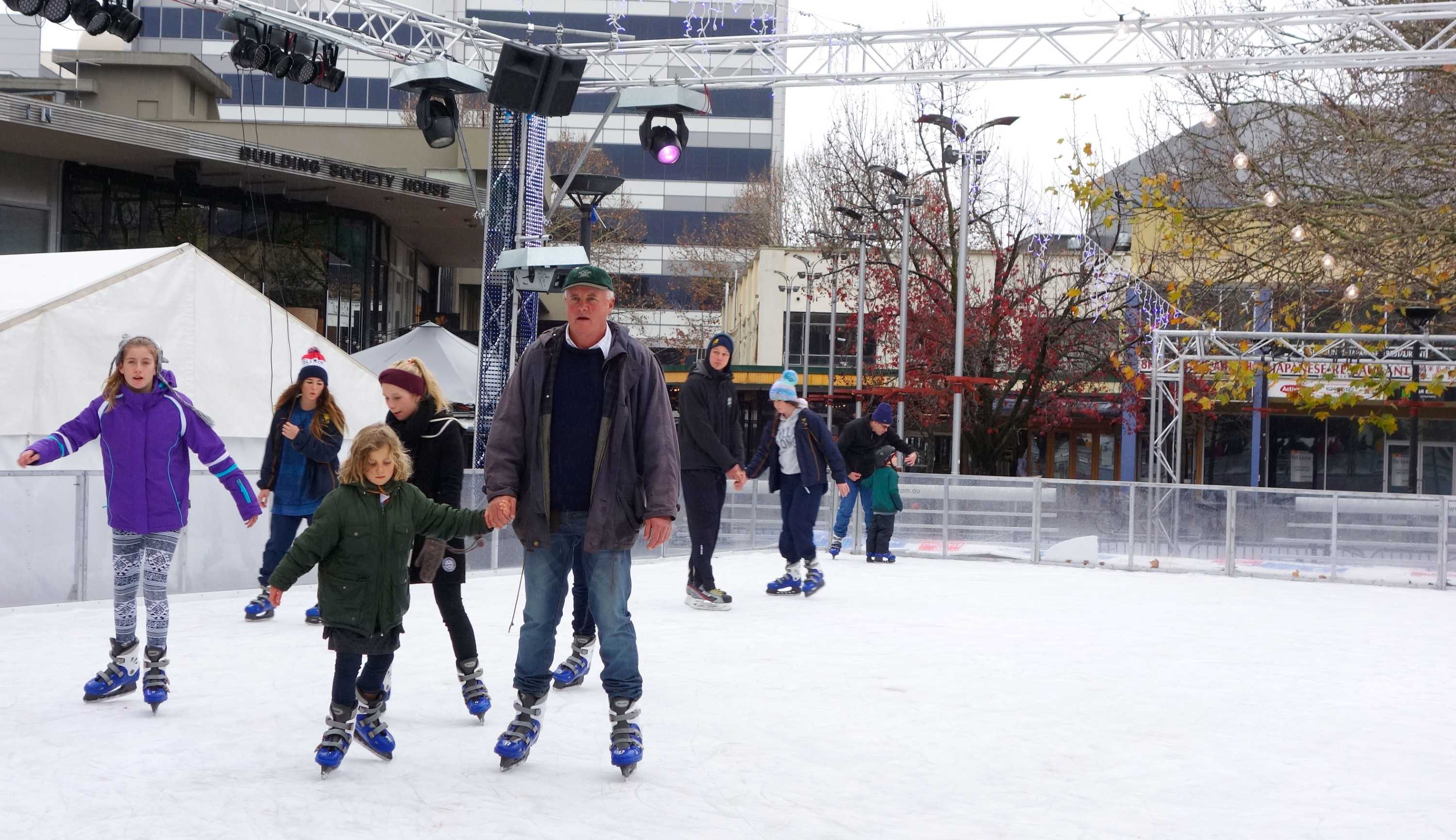 Canberrans enjoy cold snap in city centre, Corin Forest - ABC News