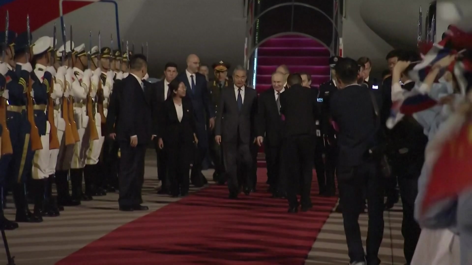 Putin receives red carpet welcome upon arrival in China - ABC News
