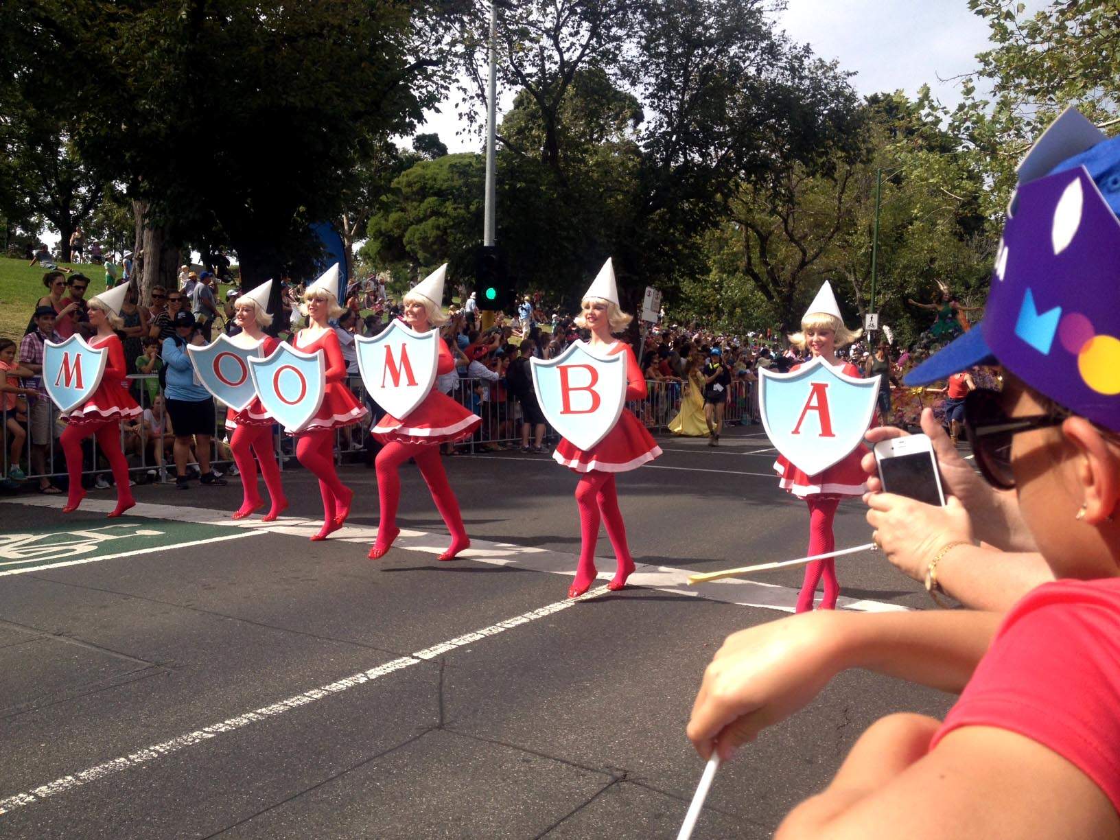 Thousands flock to the Melbourne for the annual Moomba Parade - ABC News