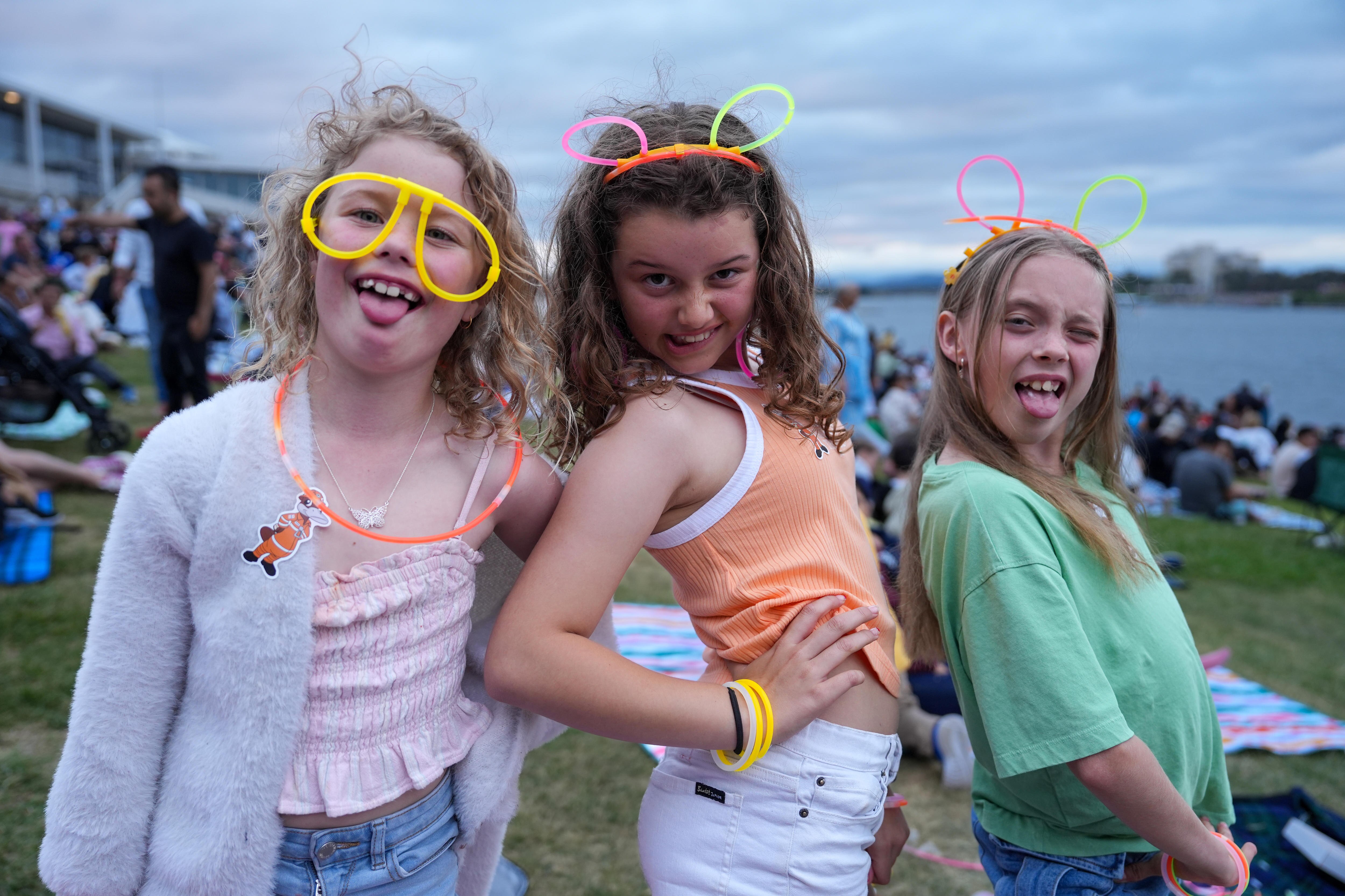 Australians ring in 2025 with fireworks, international guests and outback dance floors - ABC News