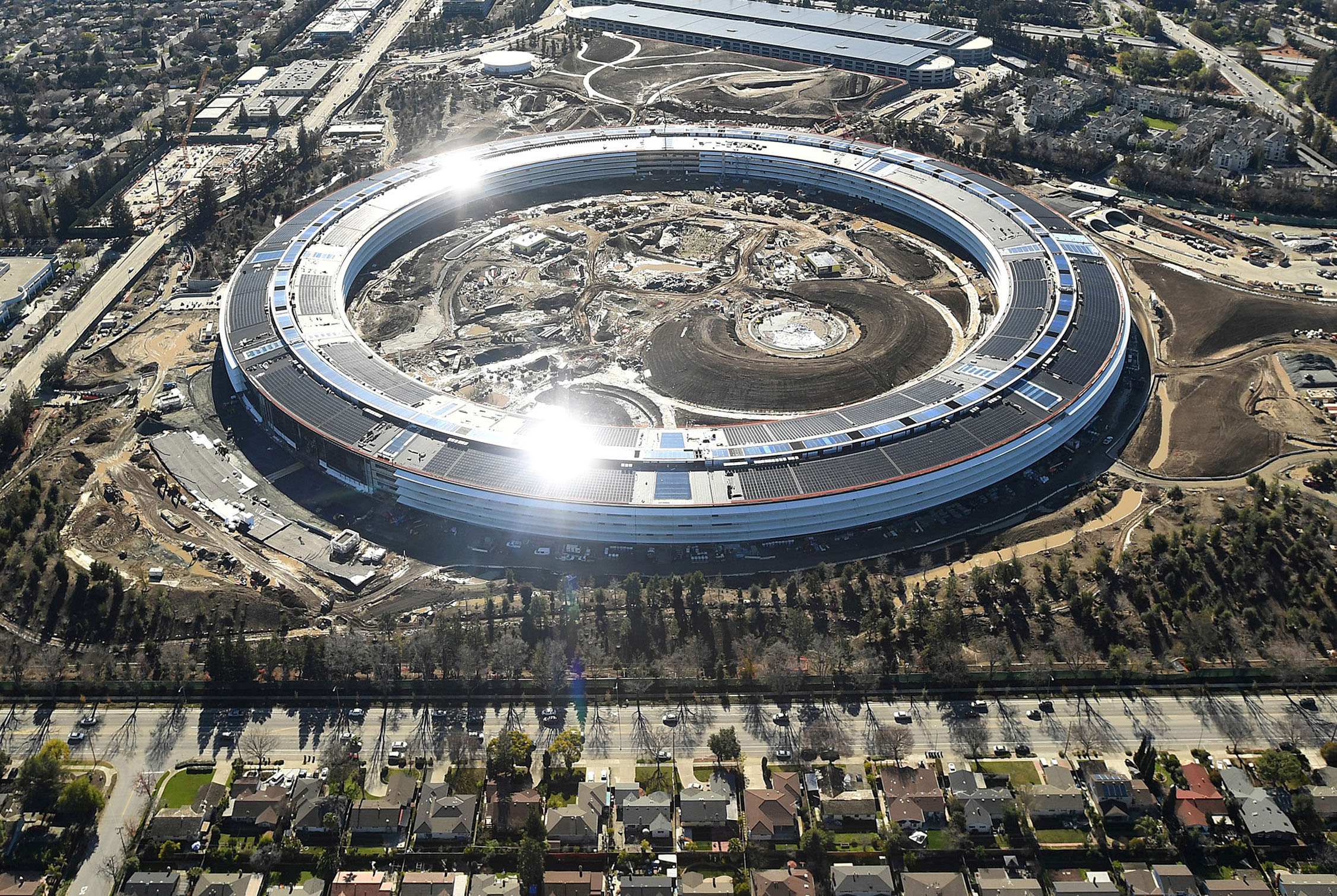 Apple staff running into glass: The company's design philosophy is ...