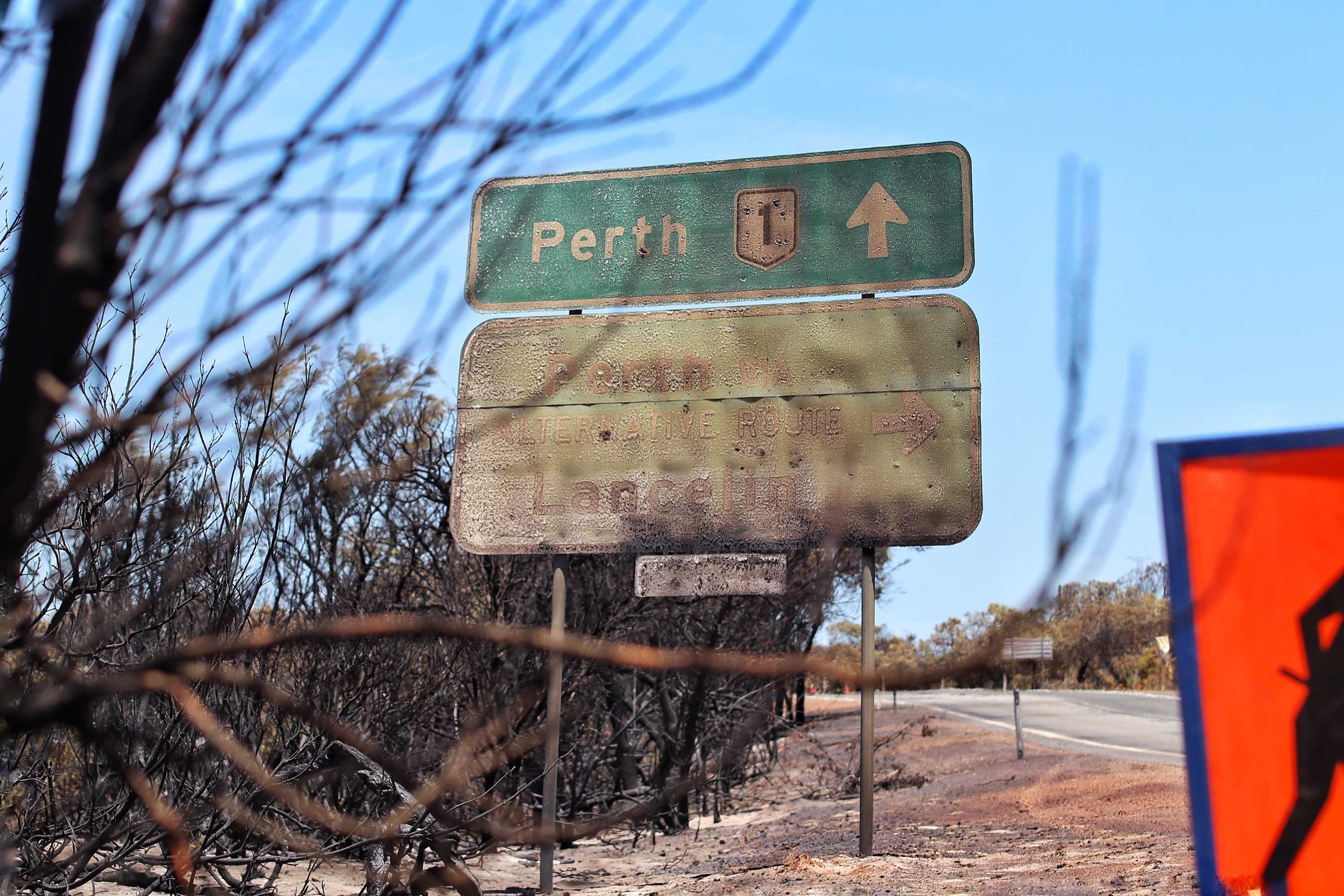 Bushfire emergency still posing 'significant risk' north of Perth as ...