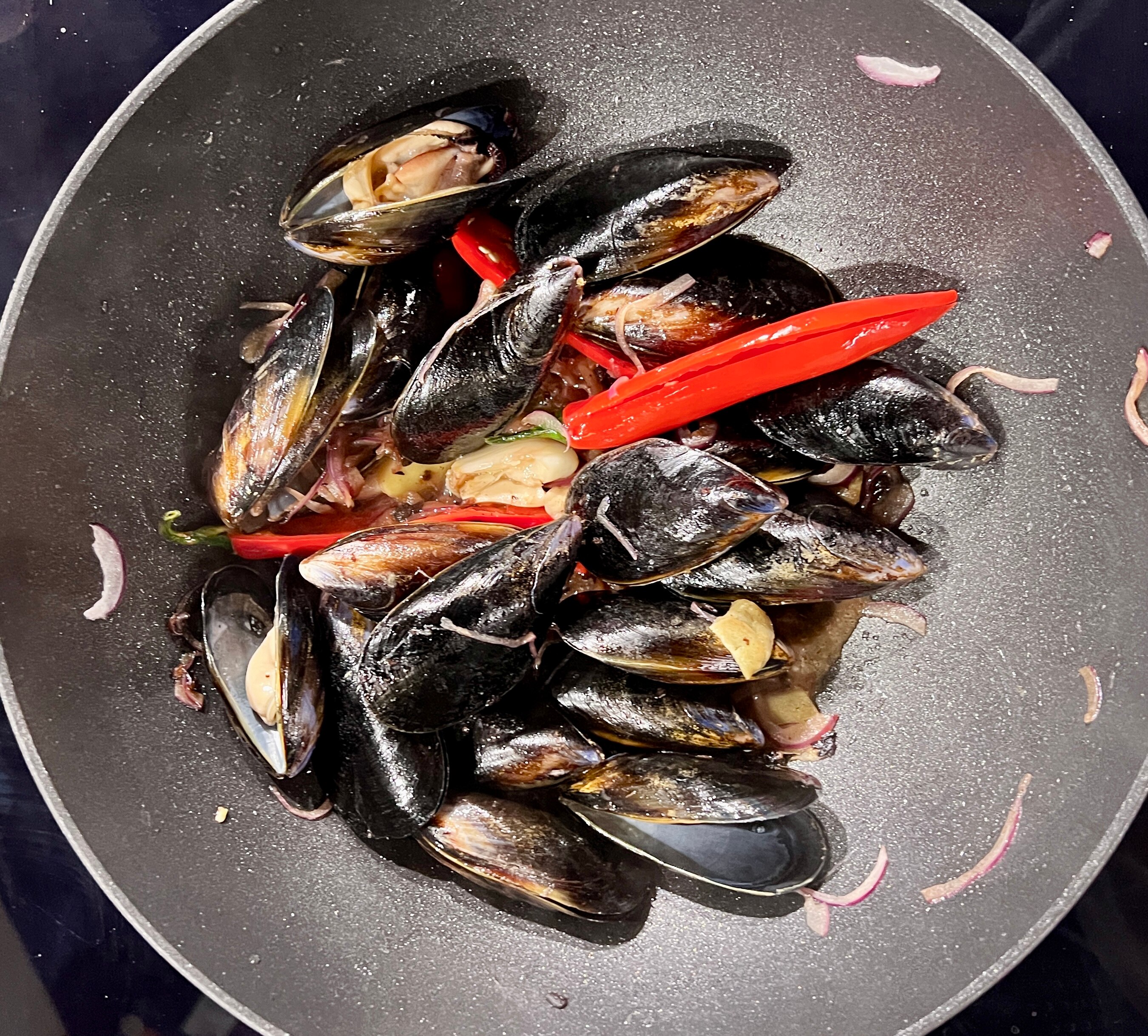 Kylie Kwong's impressive stir-fried mussels with native karkalla - ABC News