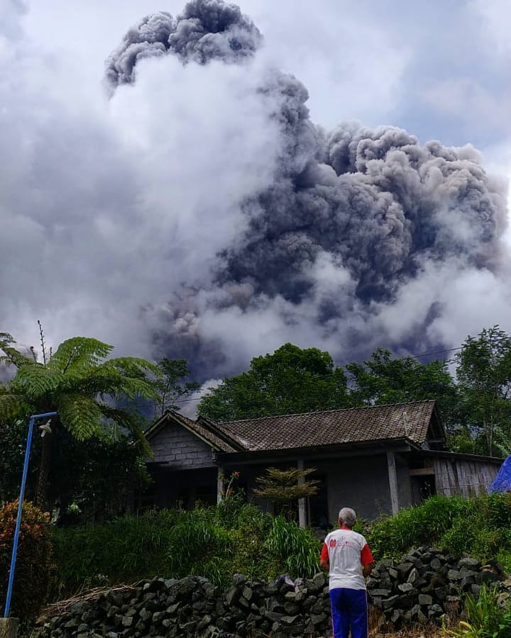 Indonesia's Mount Merapi volcano unleashes lava river in latest ...