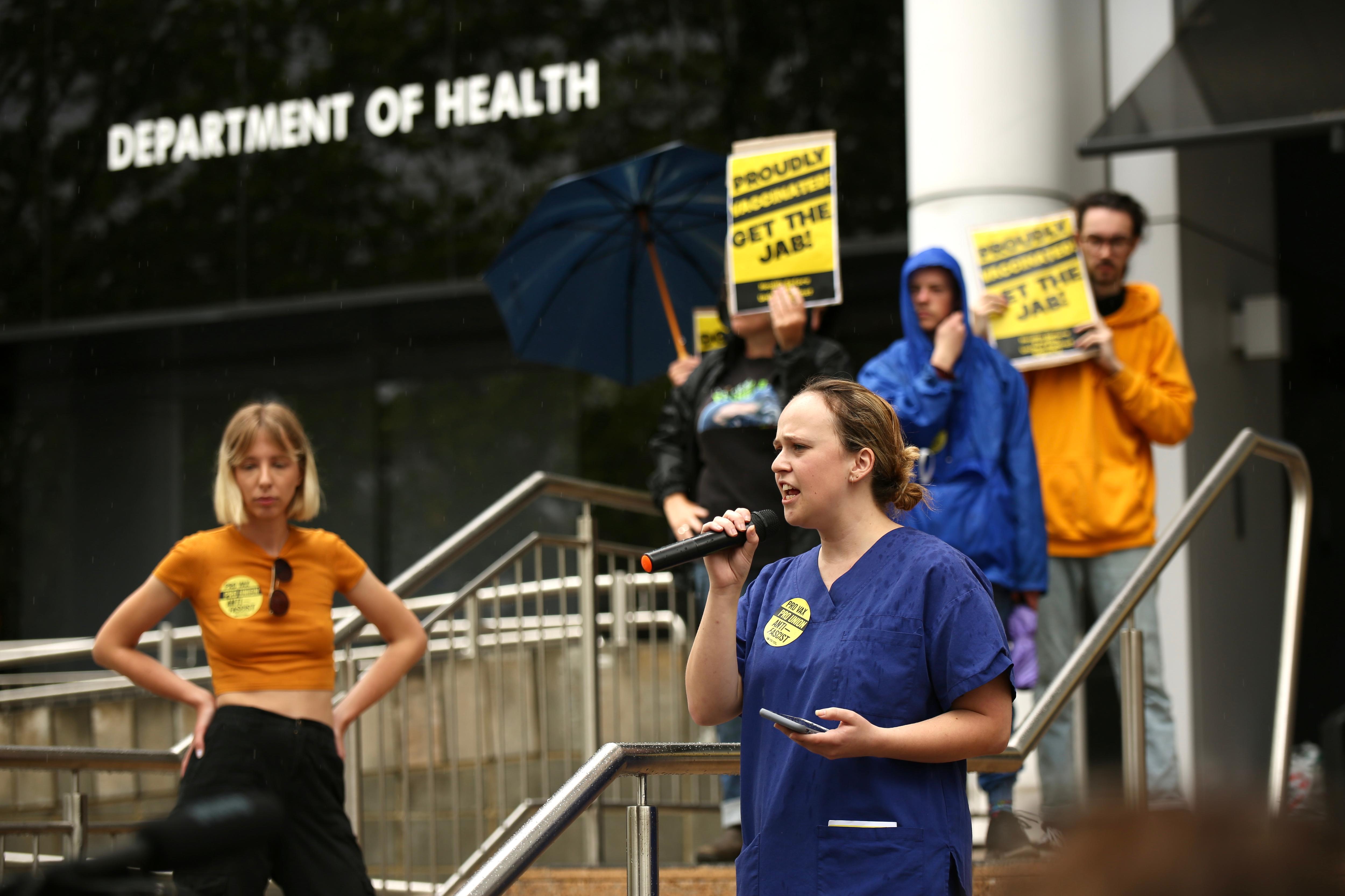 One man arrested as pro and anti-mandatory vaccination protesters ...