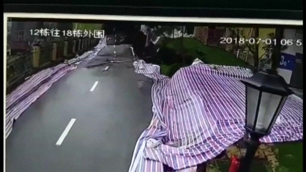 Surveillance camera captures the moment a Chinese road collapses - ABC News