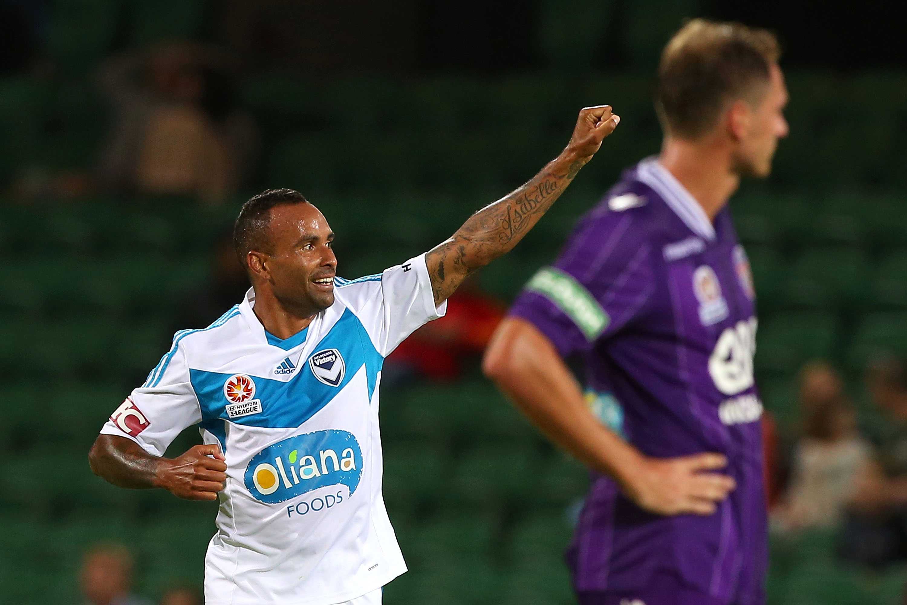 Archie Thompson scores late winner for Melbourne Victory in A-League ...