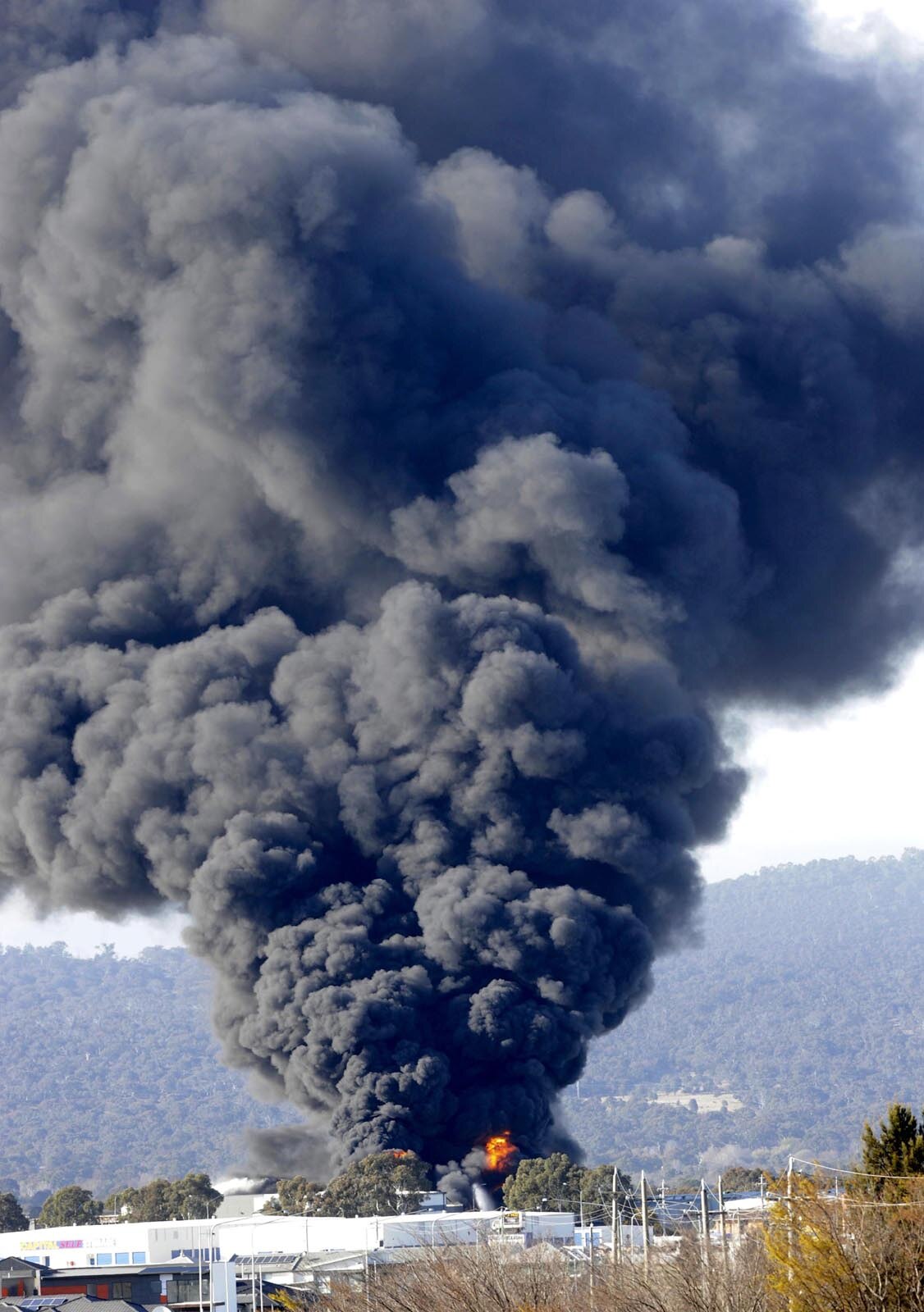 Fire crews put out Canberra chemical fire - ABC News