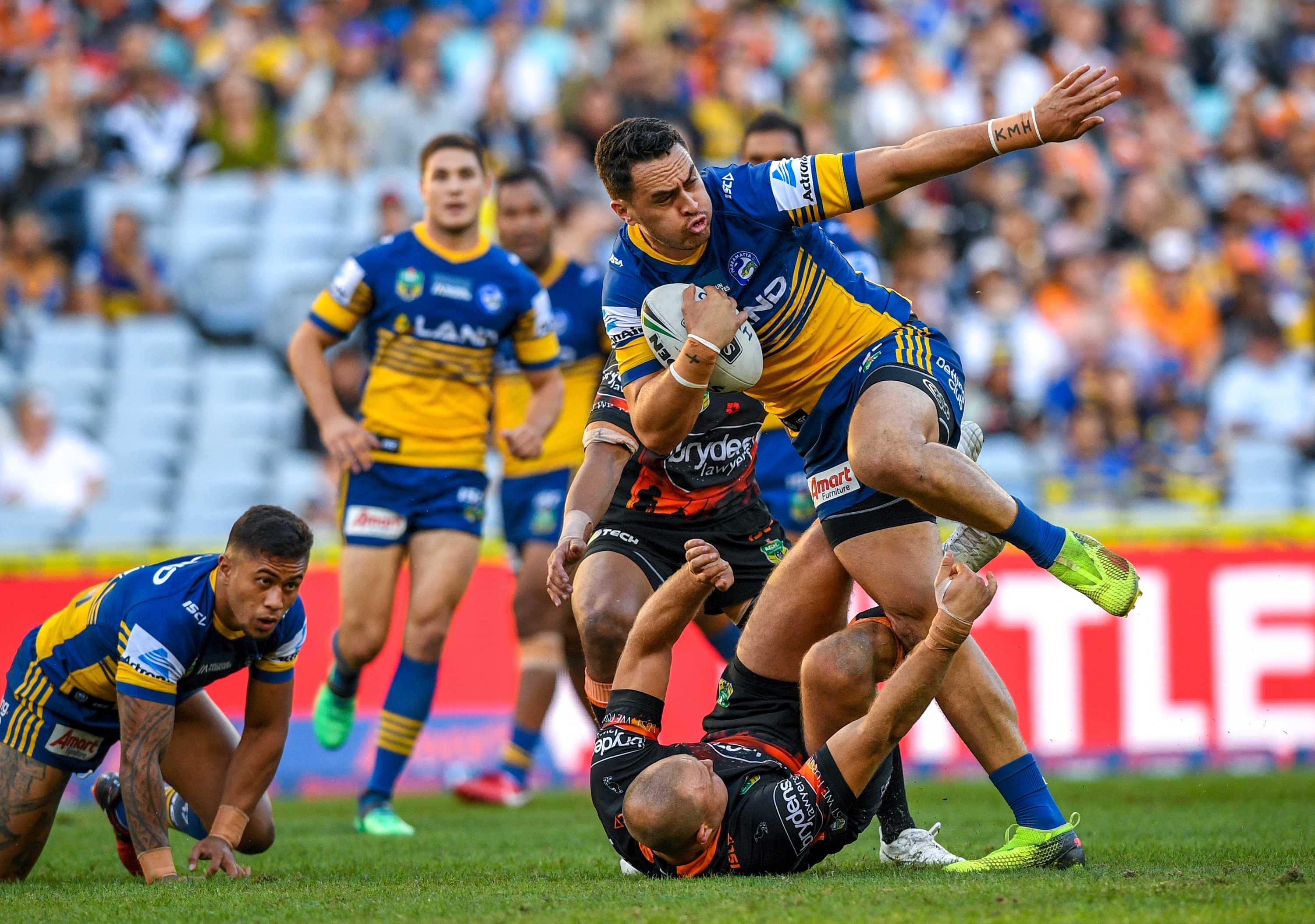 Parramatta Eels pip Wests Tigers in an NRL round eight thriller - ABC News