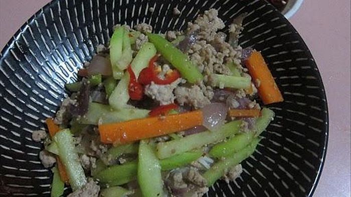 Chilli and garlic pork with choko - ABC News