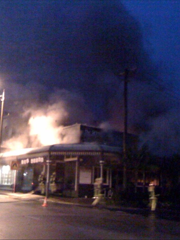 Fire closes Bangalow's main street - ABC News
