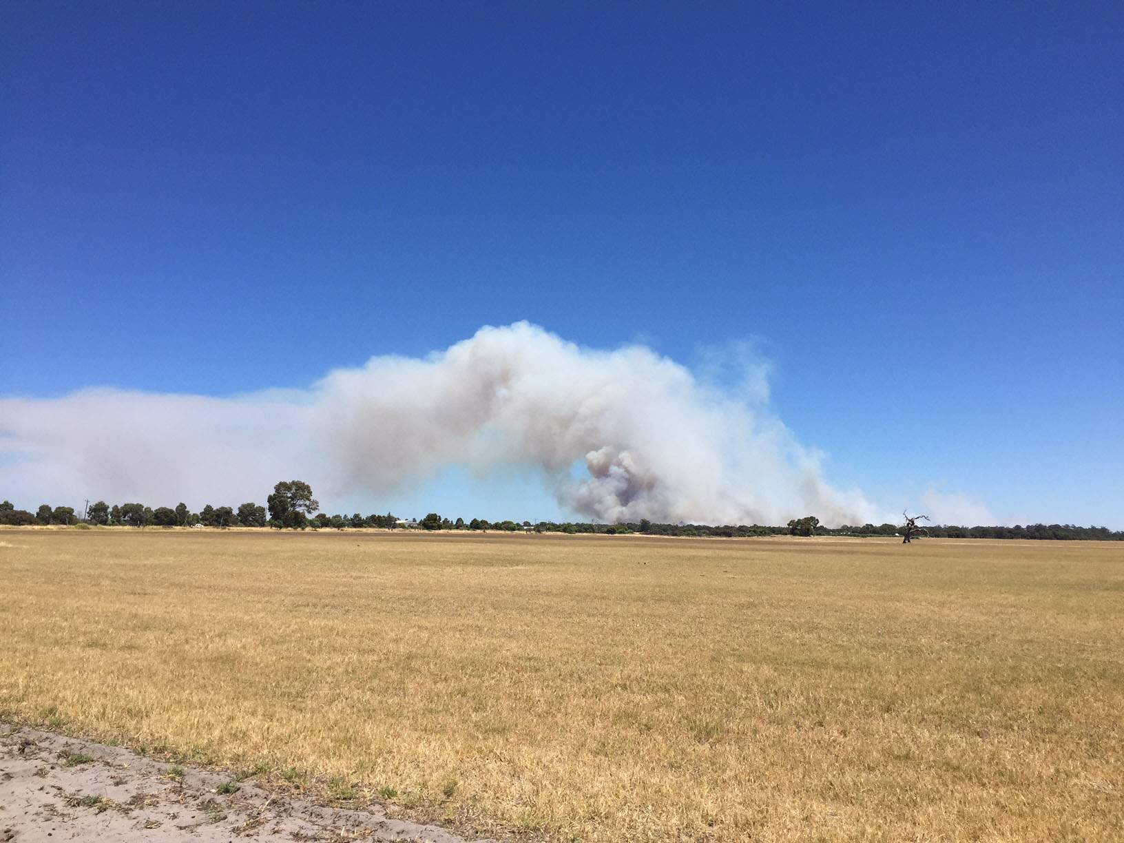 Flames 'higher than rooftops' as blaze threatens homes in Bullsbrook ...