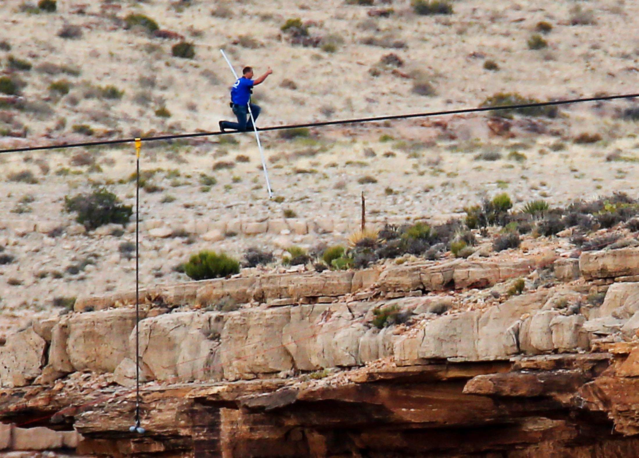 US daredevil Nik Wallenda walks across Grand Canyon on tightrope - ABC News