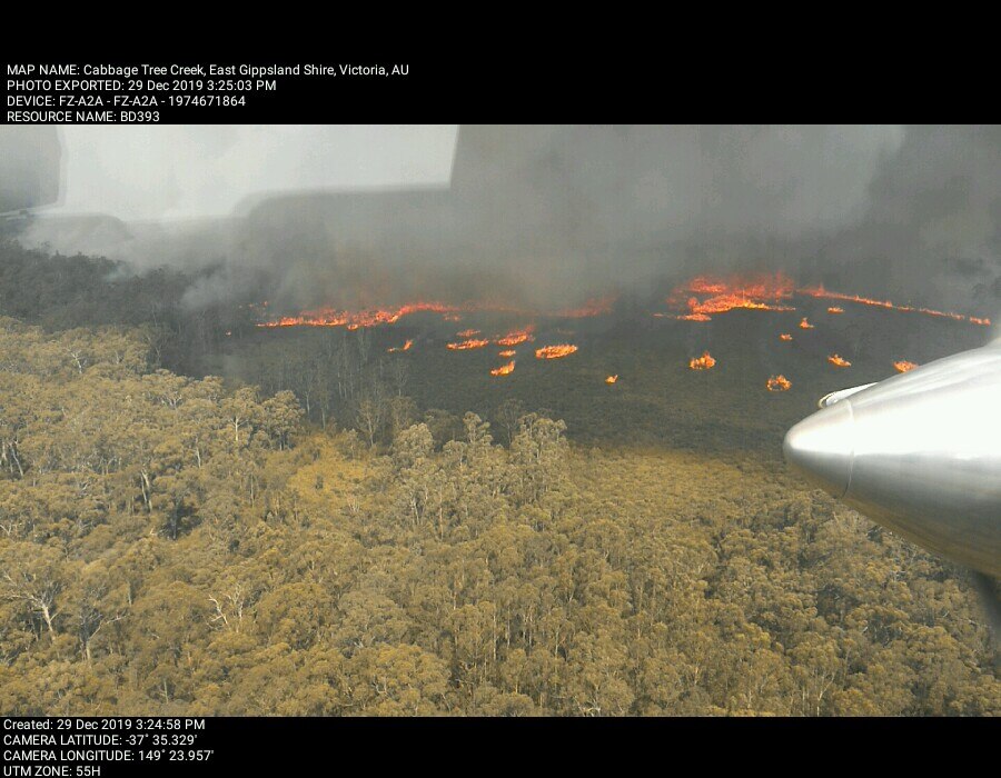 Bushfires rage across the nation, holidaymakers in Victoria told to ...
