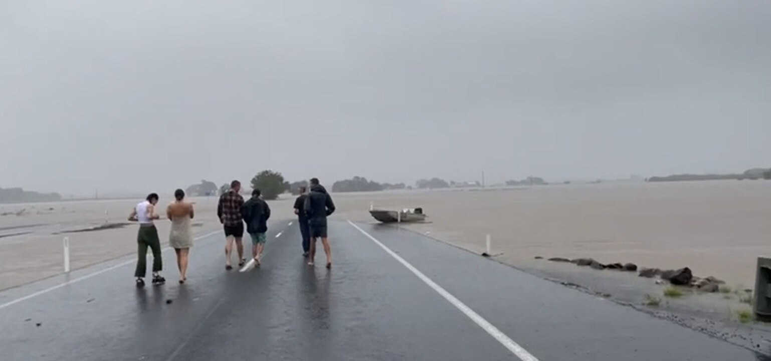 Flooding at Machans Beach - ABC News
