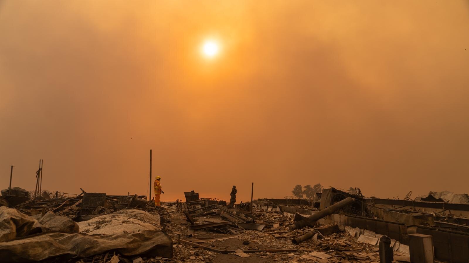 Apocalyptic scenes as wildfires tear through Los Angeles - ABC News