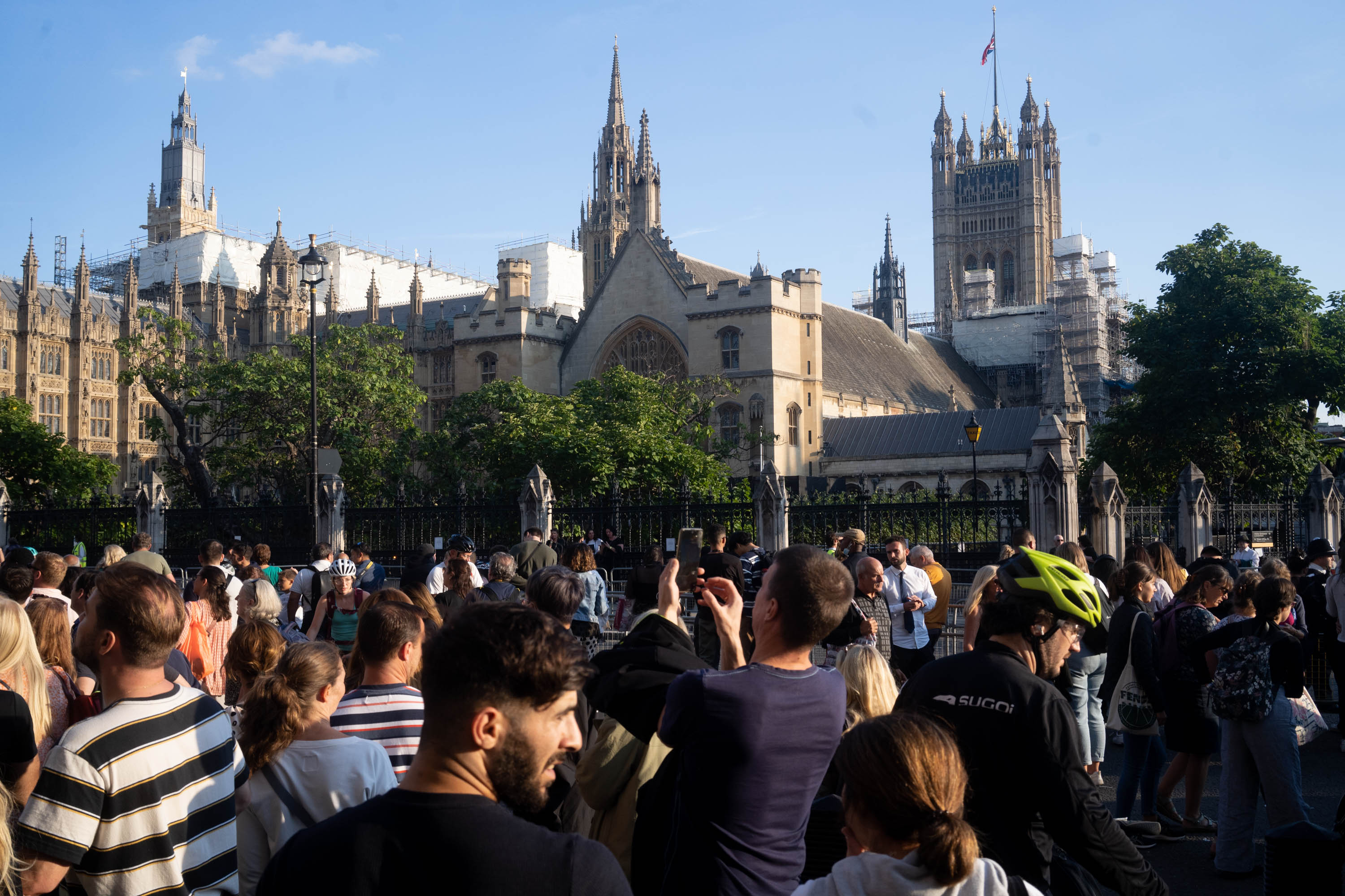 Queue snakes through London as people wait to see Queen Elizabeth lying ...