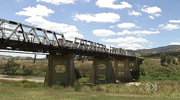 Tharwa bridge opens to light traffic - ABC News
